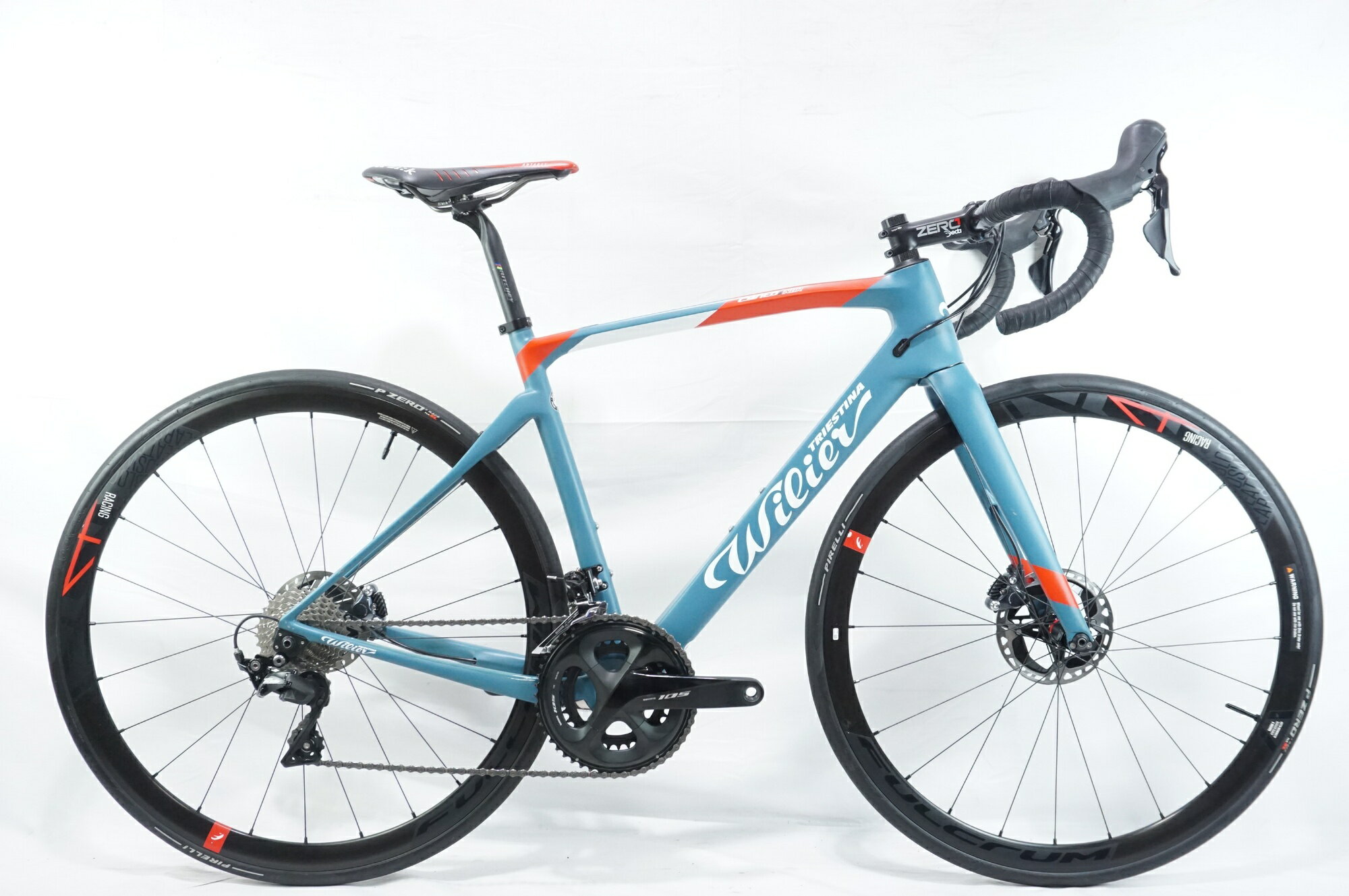 ■商品情報 メーカーサイズ:S シートチューブ(C-T): 435mm トップチューブ(C-C):532mm(ホリゾンタル換算) 適応身長:167-174cm(目安) 重量:約7.92kg フレーム材質:カーボン フロントフォーク:カーボン...