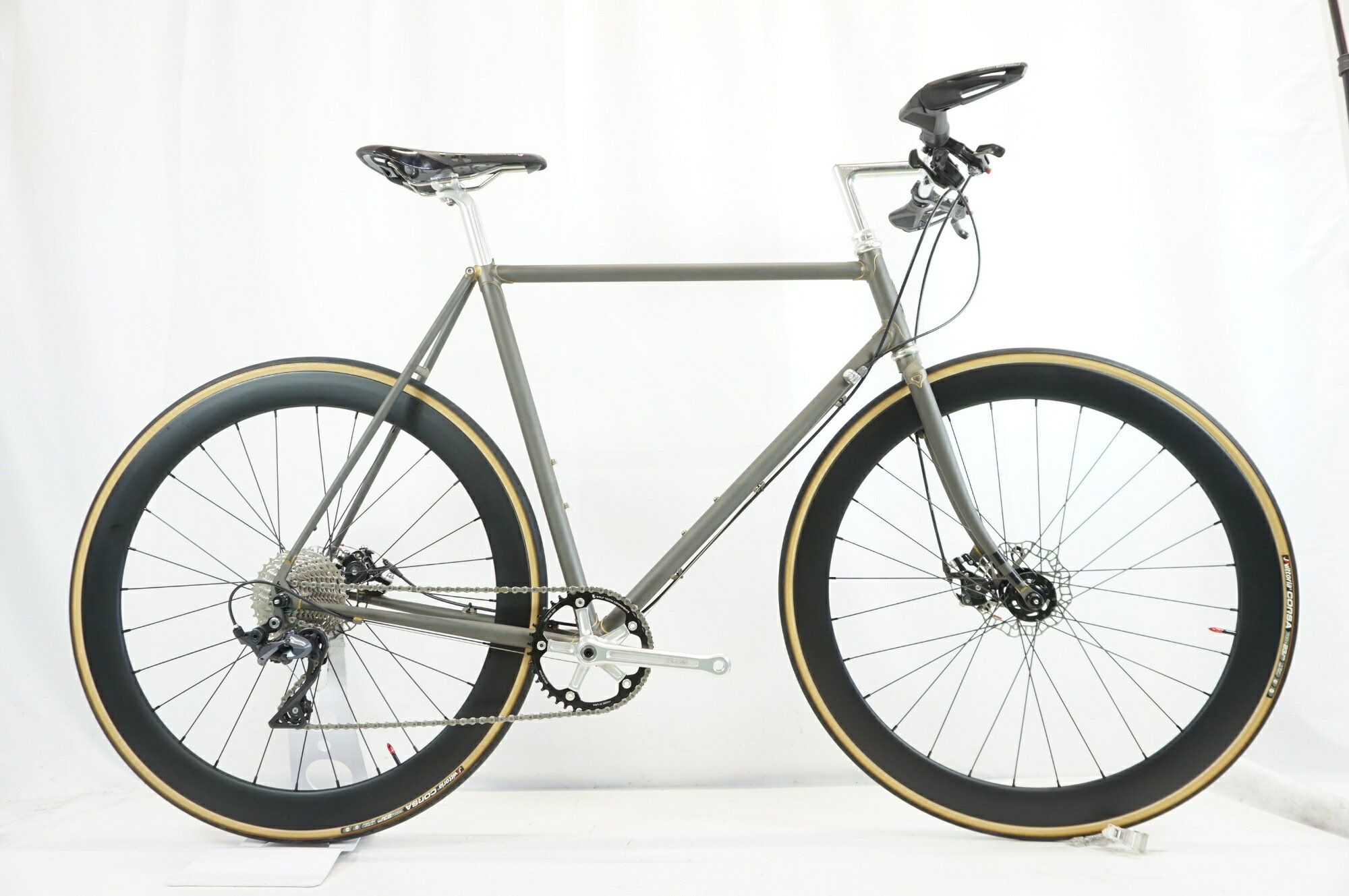 ■商品情報 メーカーサイズ:L シートチューブ(C-T):560mm トップチューブ(C-C):550mm(ホリゾンタル換算) 適応身長:175-185cm(目安) 重量:約9.5kg フレーム材質:クロモリ フロントフォーク:クロモリ シ...