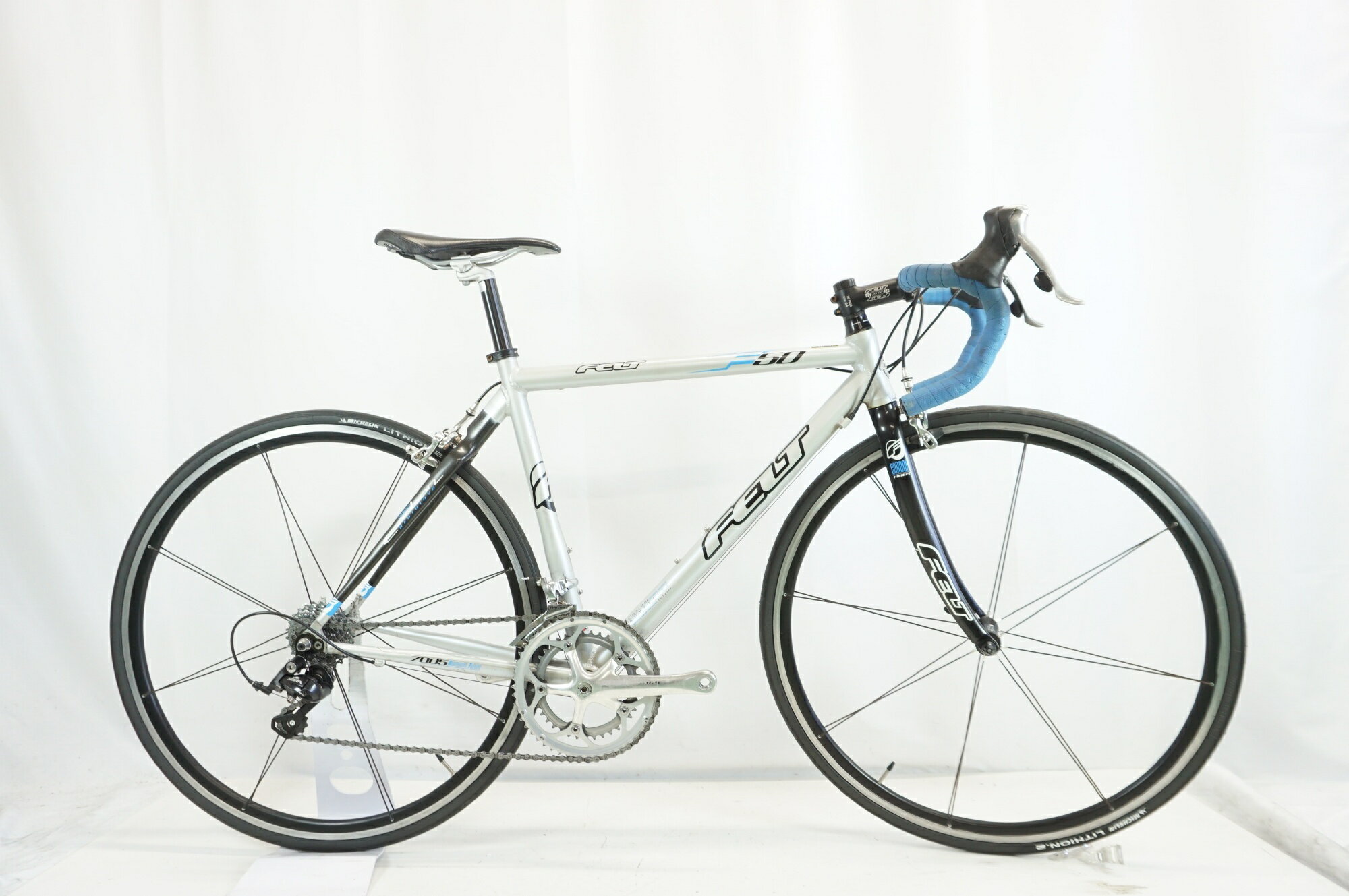 ■商品情報 メーカーサイズ:52 シートチューブ(C-T):500mm トップチューブ(C-C):520mm(ホリゾンタル換算) 適応身長:165-175cm(目安) 重量:約8.6kg フレーム材質:アルミ+カーボンバック フロントフォー...