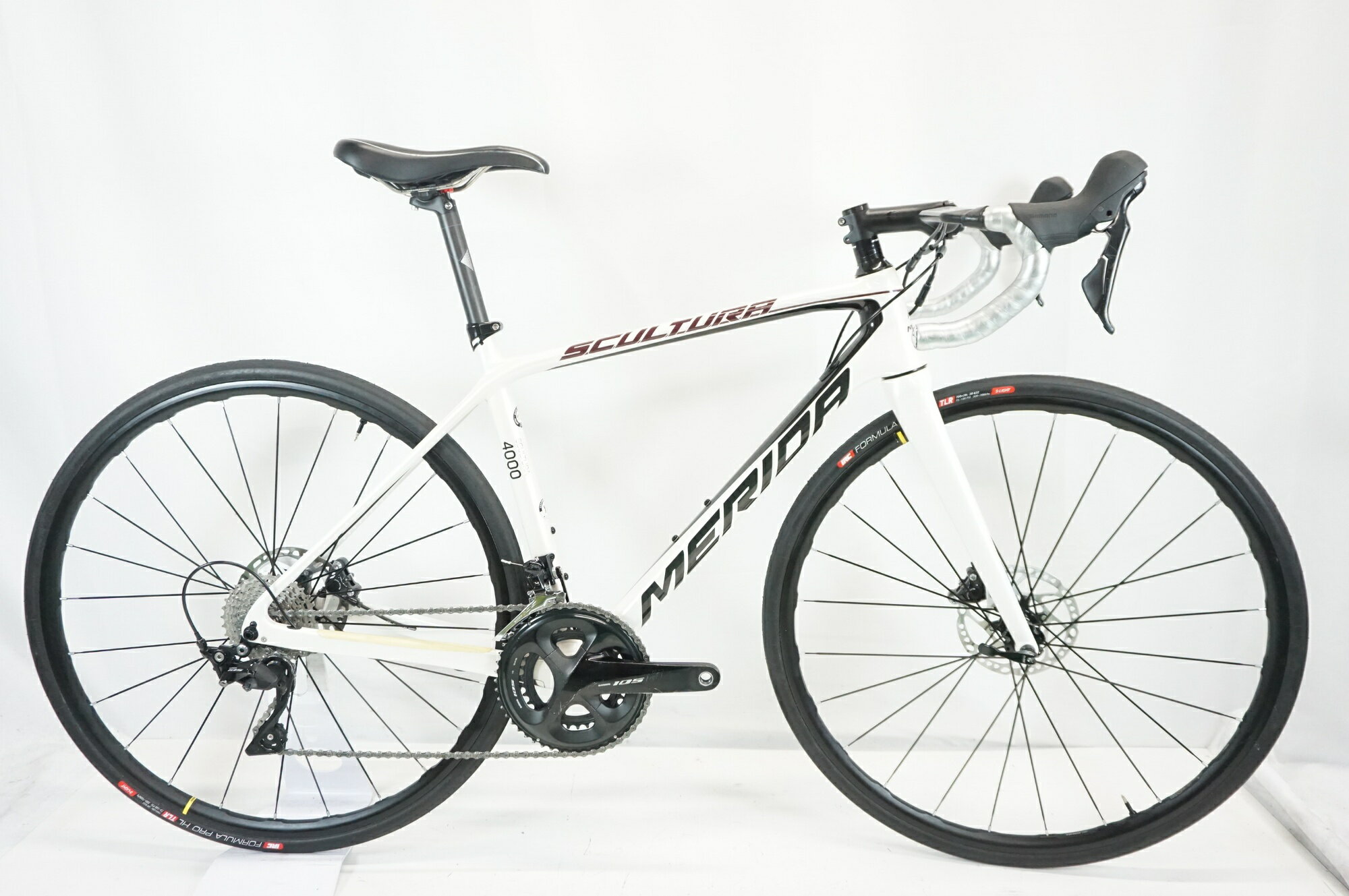 メーカーサイズ:XS シートチューブ(C-T):470mm トップチューブ(C-C):520mm(ホリゾンタル換算) 適応身長:160-170cm(目安) 重量:約8.2kg フレーム材質:カーボン フロントフォーク:カーボン シフター:S...