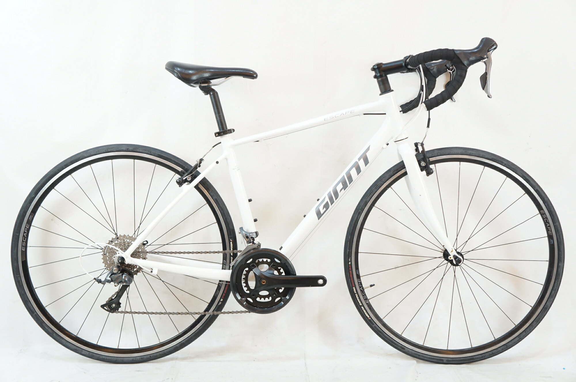 ■商品情報メーカーサイズ:Sシートチューブ(C-T): 465mmトップチューブ(C-C):530mm(ホリゾンタル換算)適応身長:160-175cm(目安)重量:約11.5kgフレーム材質:アルミフロントフォーク:スチールメインコンポ:S...