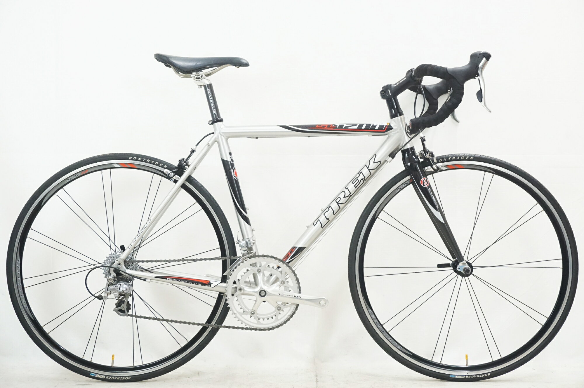 ■商品情報サイズ：52トップチューブ(C-C)：約530mm（ホリゾンタル換算実測値）シートチューブ(C-T)：約520mm（実測値）適応身長：165-175cm(目安)重量：約9.1kgフレーム：アルミフォーク：アルミ+カーボンレバー/F...