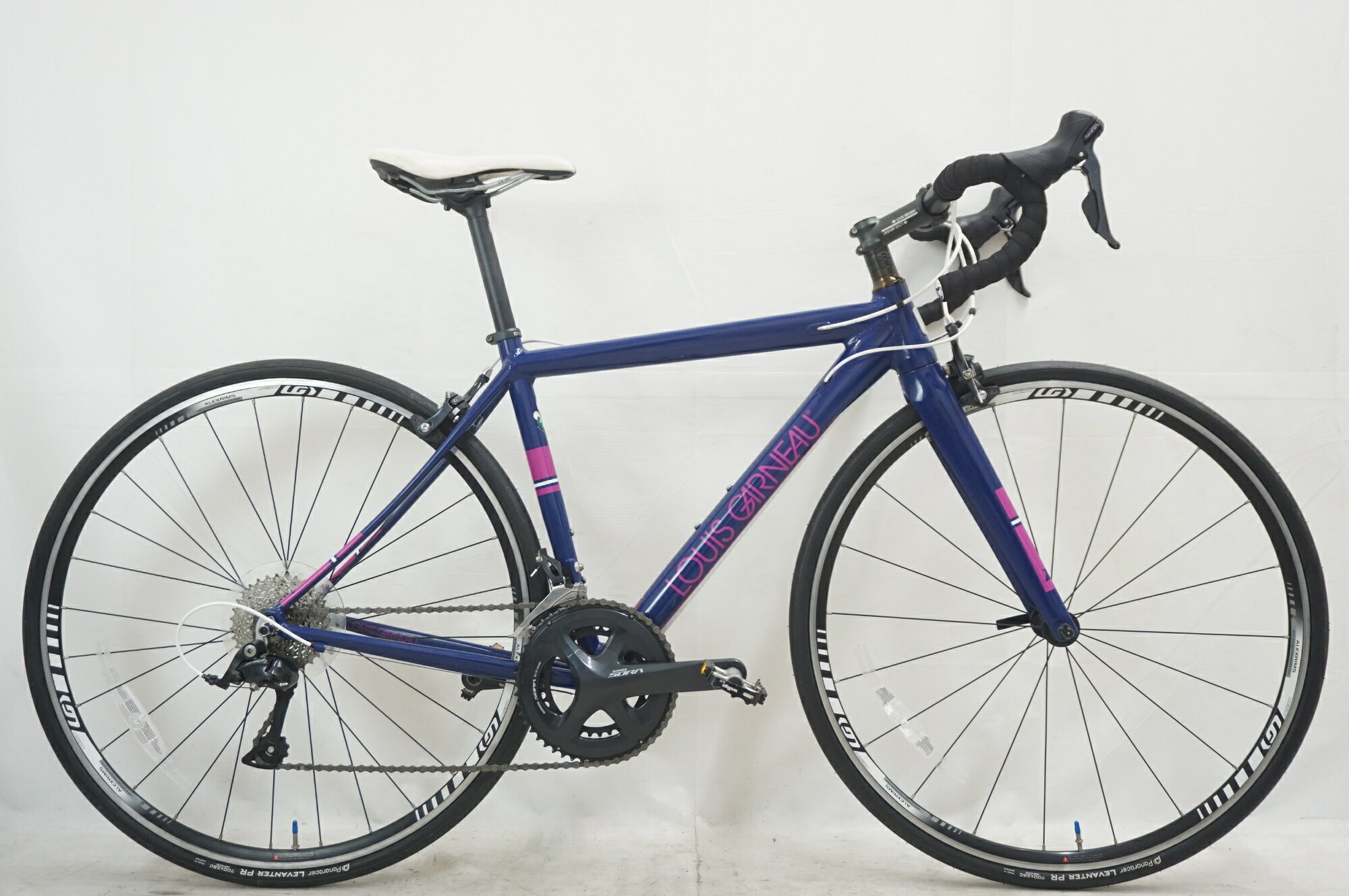 ■商品情報 サイズ：46 トップチューブ(C-C)：約510mm（ホリゾンタル換算実測値） シートチューブ(C-T)：約470mm（実測値） 適応身長：160-170cm(目安) 重量：約8.9kg フレーム：アルミ フォーク：アルミ+カー...