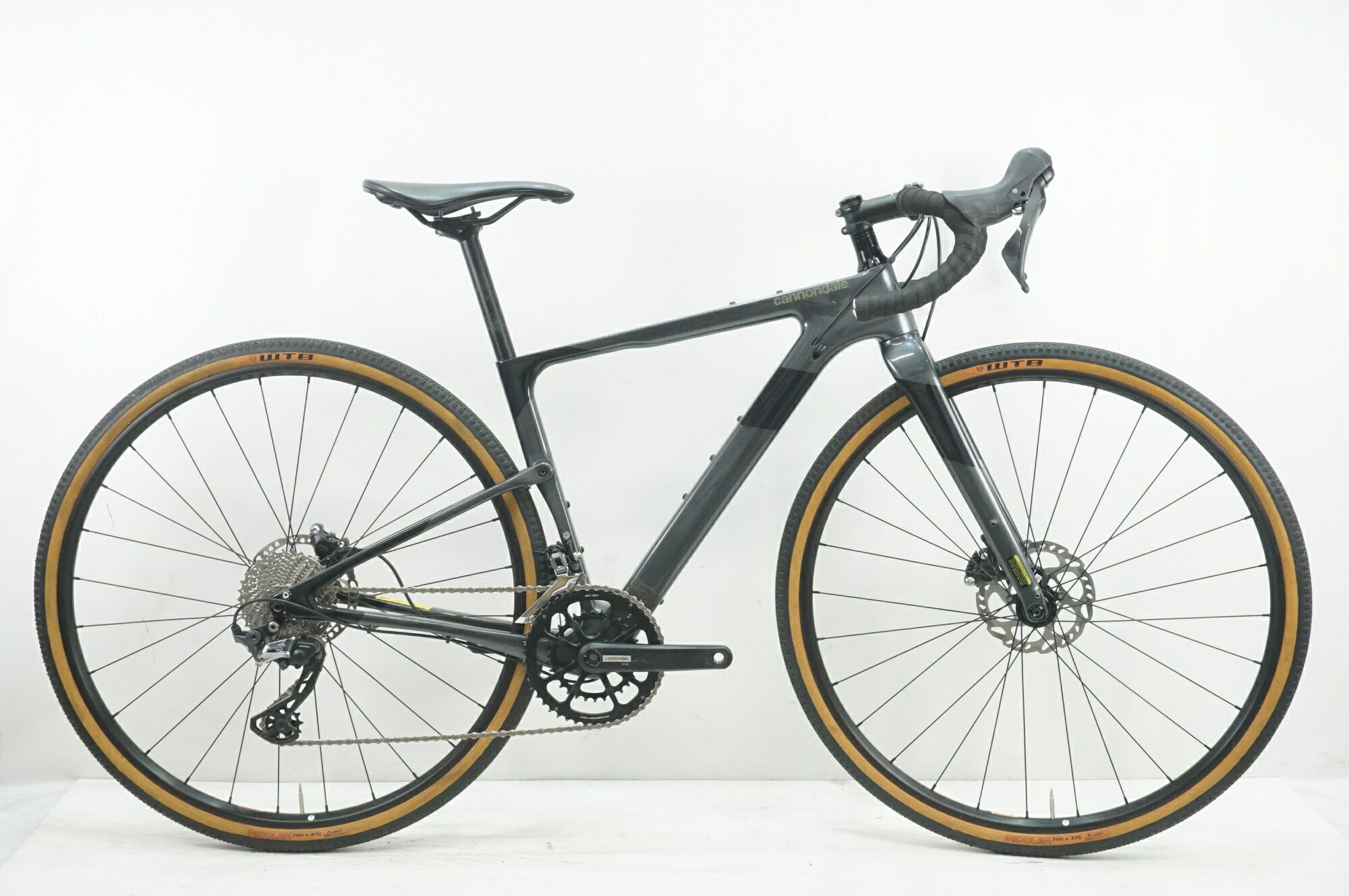 ■商品情報 メーカーサイズ：XS シートチューブ(C-T)：420mm トップチューブ(C-C)：525mm(ホリゾンタル換算) 適応身長：152-165cm(目安) 重量：約約8.9kg フレーム材質：カーボン フロントフォーク：カーボン...