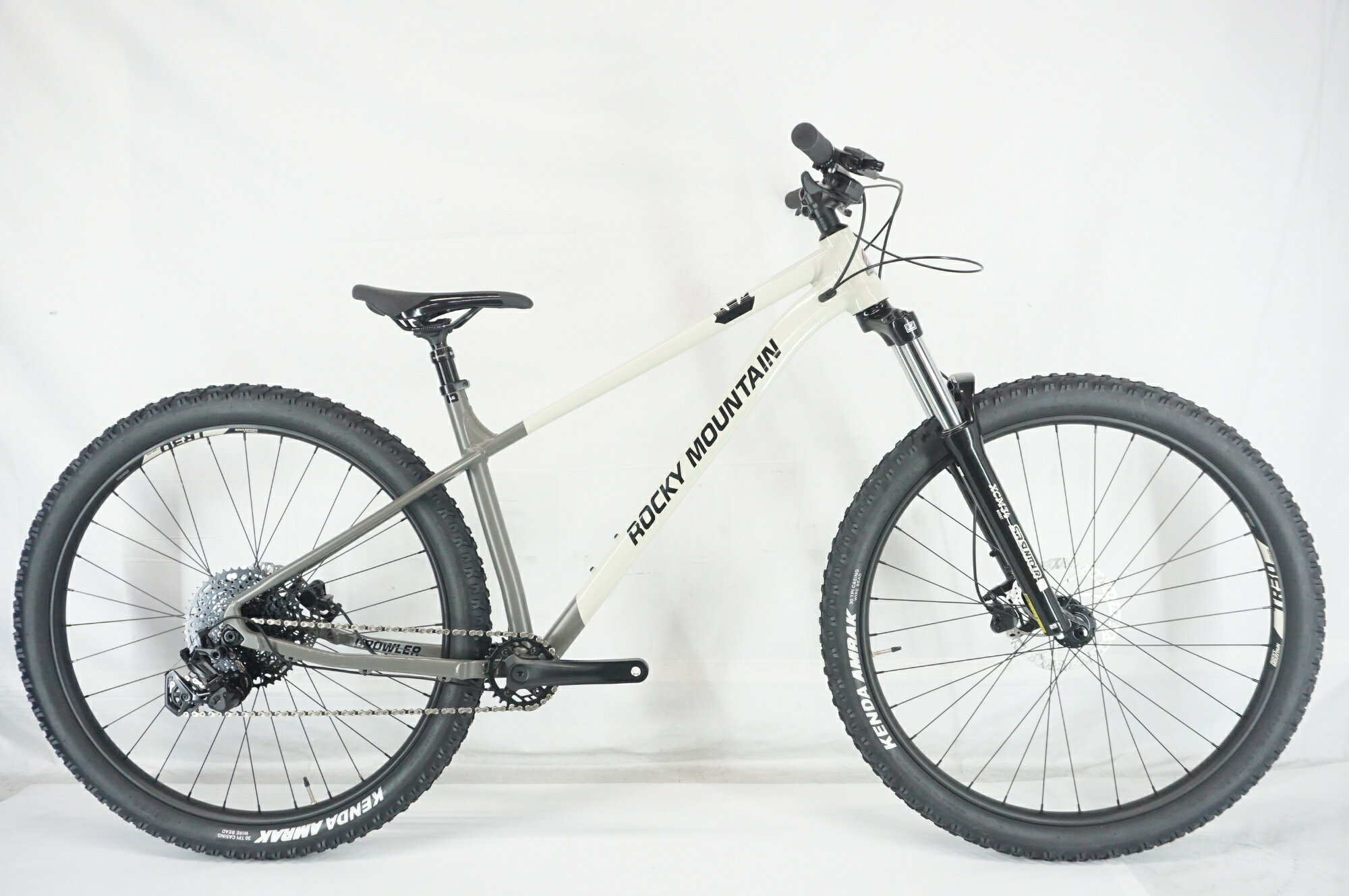 ■商品情報シートチューブ(C-C):445mmトップチューブ(C-C):647mm(ホリゾンタル換算)適応身長:175-185cm(目安)重量：約15.6kgフレーム材質：アルミフロントフォーク：サスペンションレバー：MicroShiftリ...