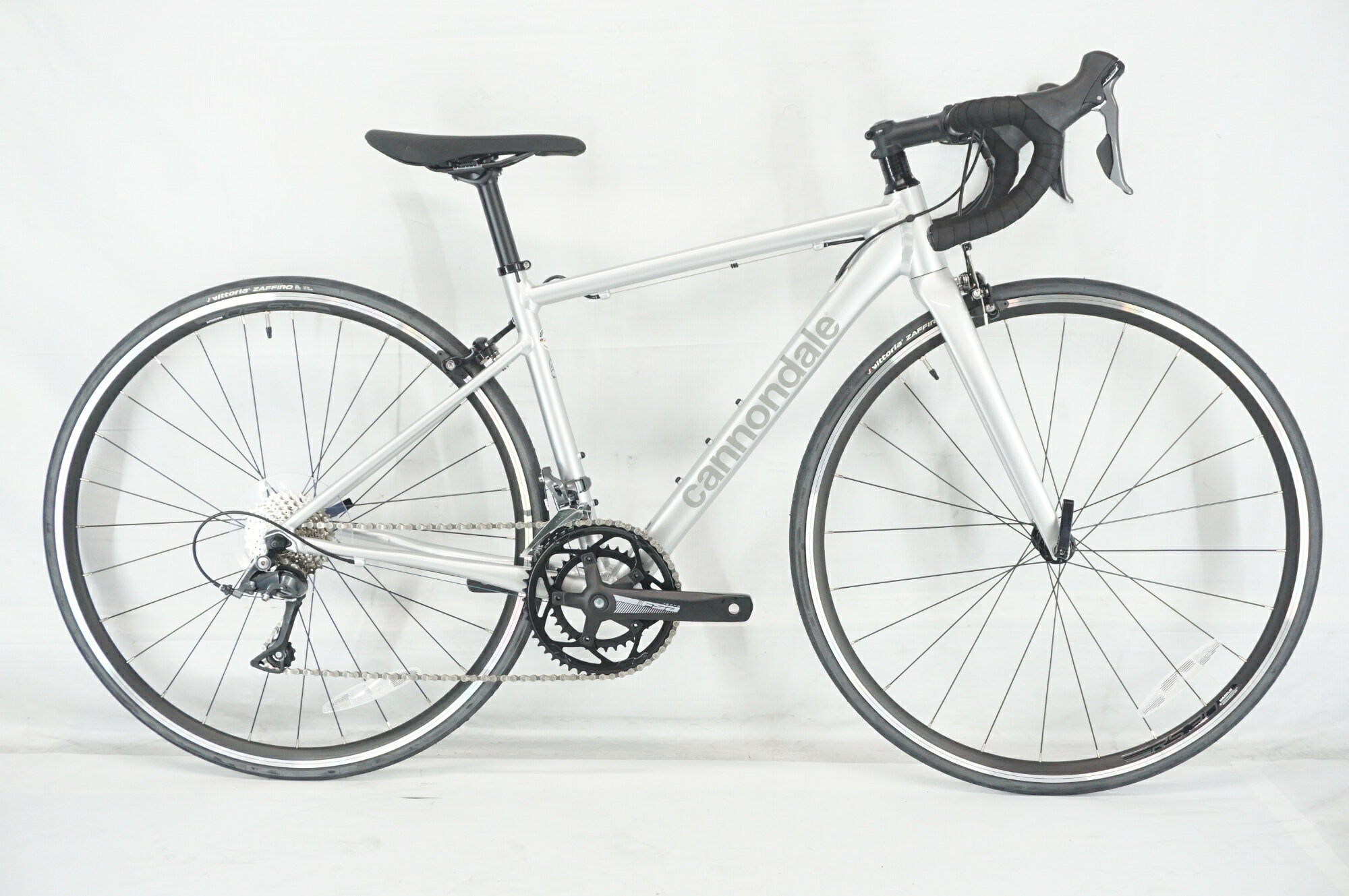 ■商品情報 メーカーサイズ：48cmシートチューブ(C-T):440mmトップチューブ(C-C):520mm(ホリゾンタル換算)適応身長:165-175cm(目安)重量：約9.8kgフレーム材質：アルミフロントフォーク：カーボンメインコンポ...