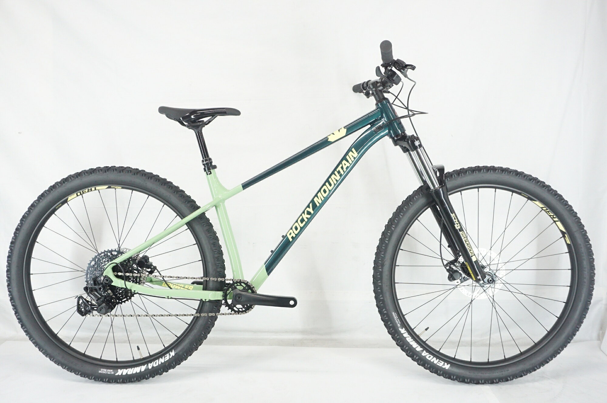 ■商品情報シートチューブ(C-C):445mmトップチューブ(C-C):647mm(ホリゾンタル換算)適応身長:175-185cm(目安)重量：約15.6kgフレーム材質：アルミフロントフォーク：サスペンションレバー：MicroShiftリ...