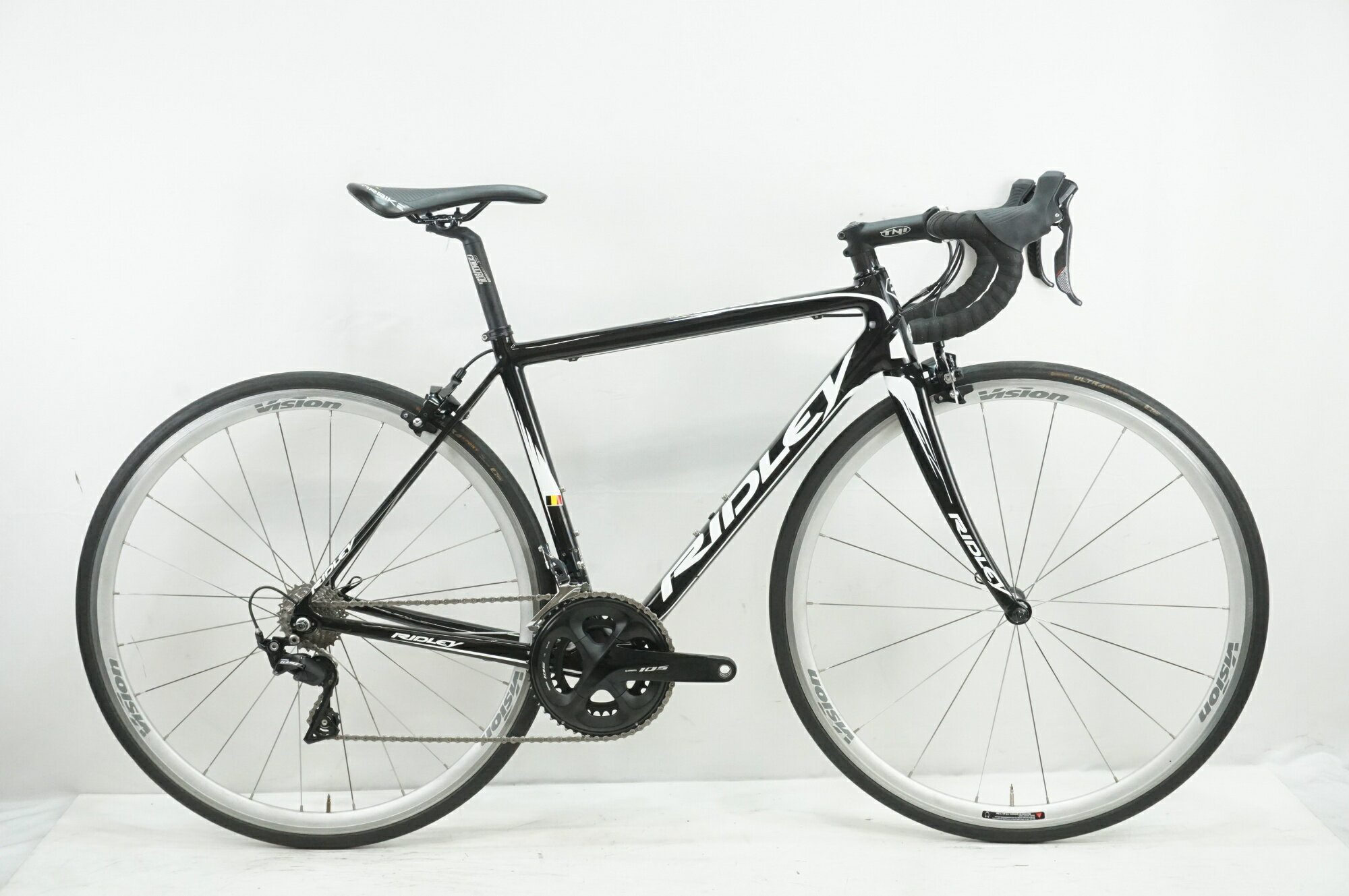 ■商品情報 メーカーサイズ：XS シートチューブ(C-T)：485mm(実測値) トップチューブ(C-C)：520mm(ホリゾンタル換算) 適応身長：160-170cm(目安) 重量：約7.5kg フレーム材質：カーボン フロントフォーク：...