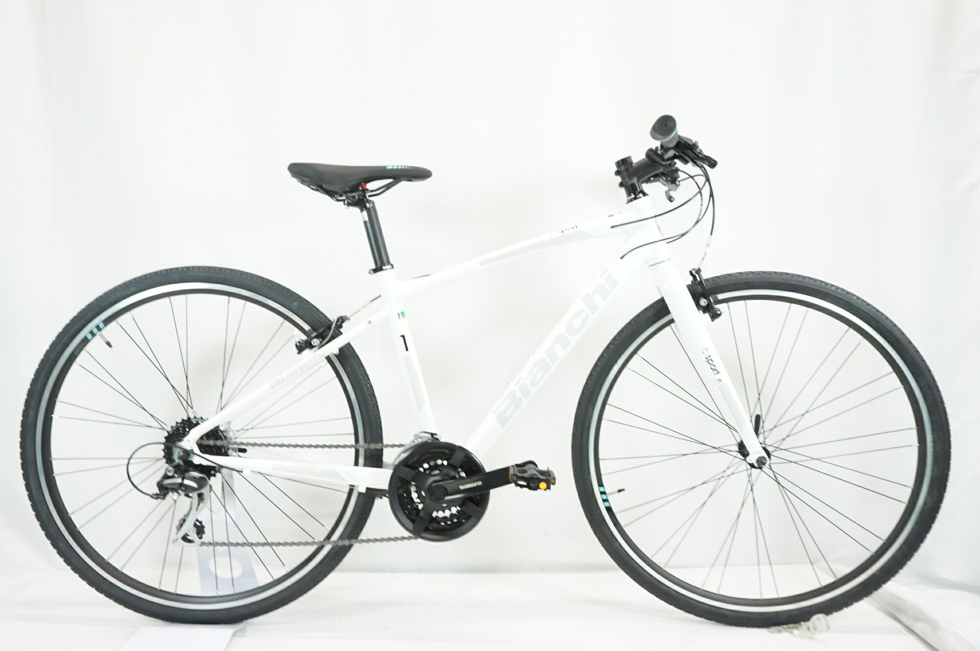 ■商品情報 メーカーサイズ:43 シートチューブ(C-T):430mm トップチューブ(C-C):525mm(ホリゾンタル換算) 適応身長:155-165cm(目安) 重量:約11.1kg フレーム材質:アルミ フロントフォーク:アルミ レ...