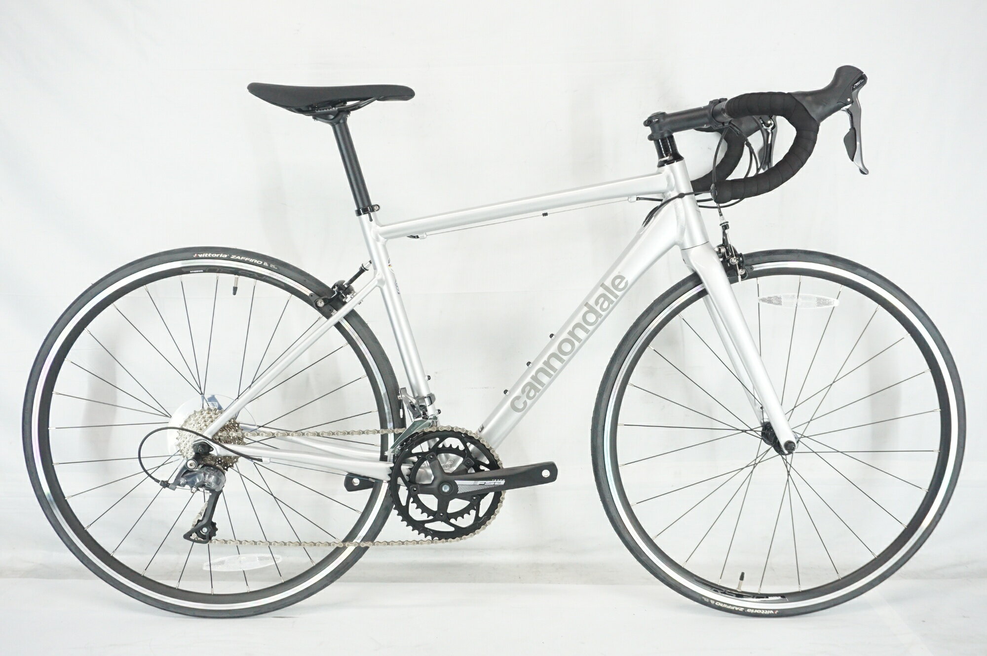 ■商品情報 メーカーサイズ：54cmシートチューブ(C-T):495mmトップチューブ(C-C):546mm(ホリゾンタル換算)適応身長:175-185cm(目安)重量：約9.8kgフレーム材質：アルミフロントフォーク：カーボンレバー：SH...