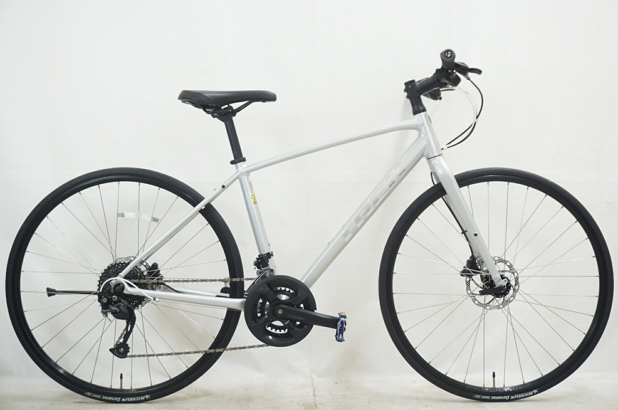 ■商品情報サイズ：Mトップチューブ(C-C)：約550mm（ホリゾンタル換算実測値）シートチューブ(C-T)：約450mm（実測値）適応身長：165-175cm(目安)重量：約11.2kgフレーム/フォーク：アルミレバー：SHIMANO A...