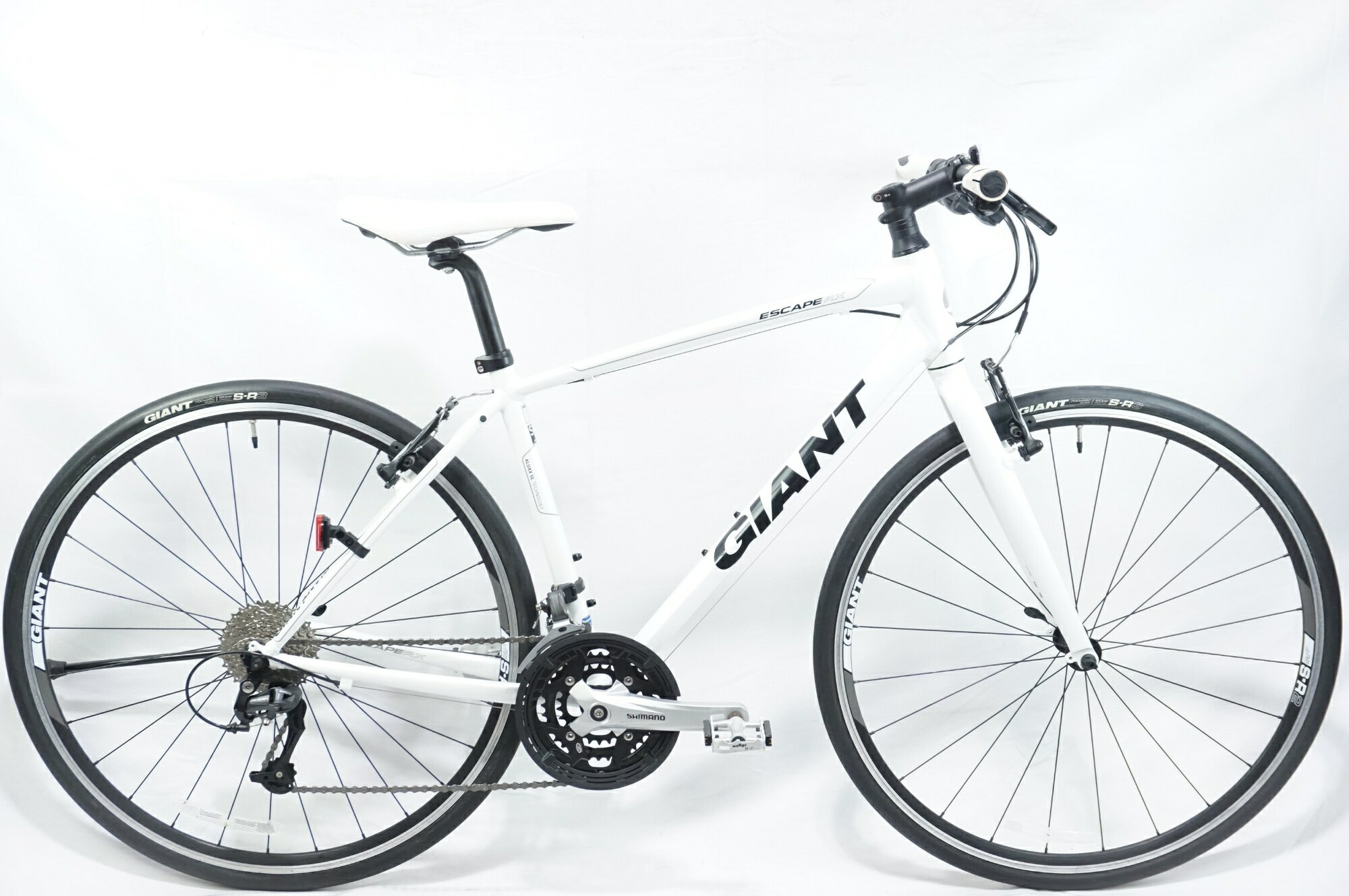 ■商品情報メーカーサイズ:Sシートチューブ(C-T): 465mmトップチューブ(C-C):555mm(ホリゾンタル換算)適応身長:160-175cm(目安)重量:約10.6kgフレーム材質:アルミフロントフォーク:アルミレバー:SHIMA...