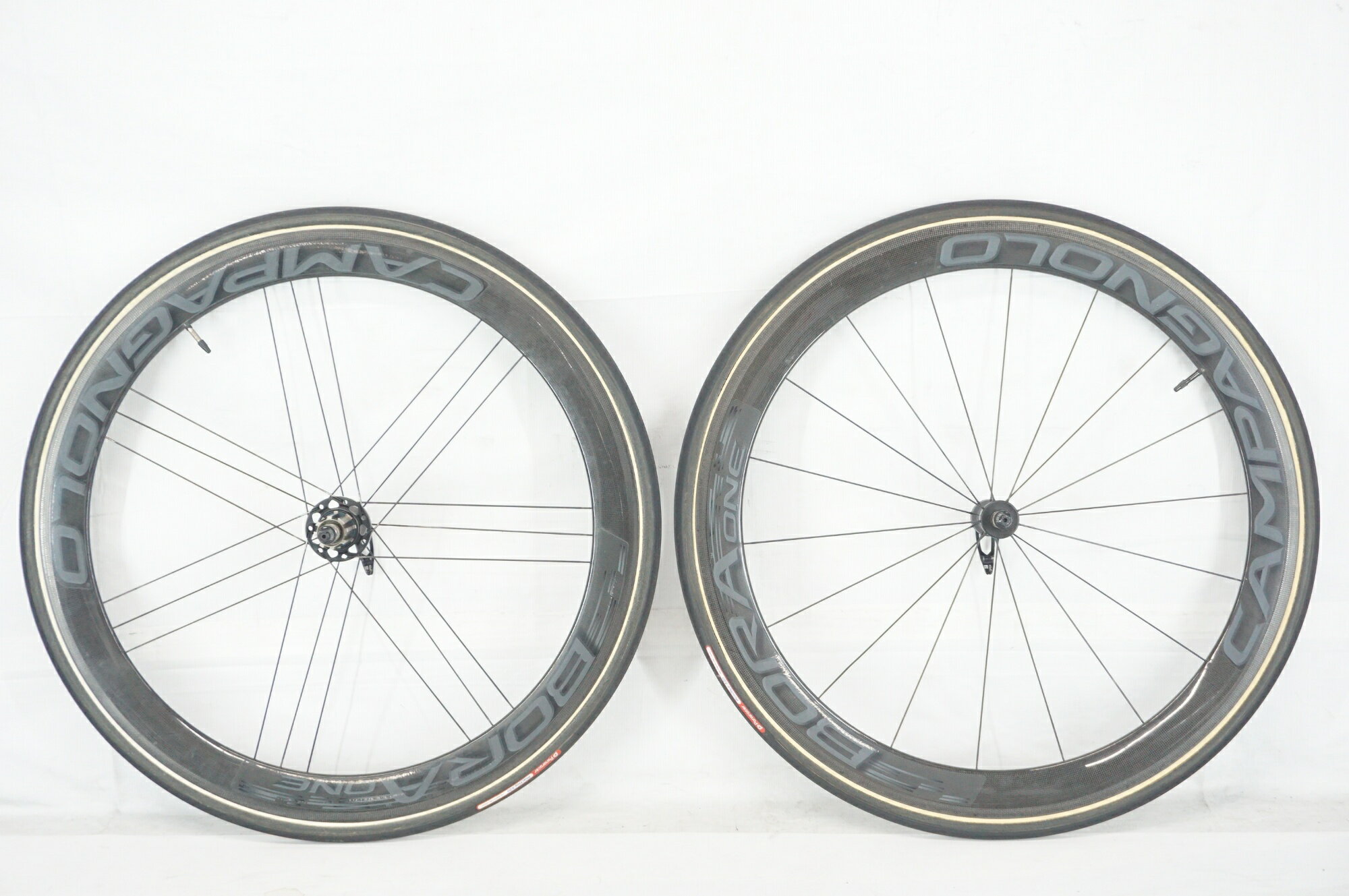 ■商品情報サイズ：700cリムタイプ：チューブラーフリータイプ：CAMPAGNOLO11s重量 F：約930g重量 R：約1110gエンド幅 F：100mmエンド幅 R：130mmブレーキタイプ：リムブレーキタイヤ ：チューブラーその他付属...