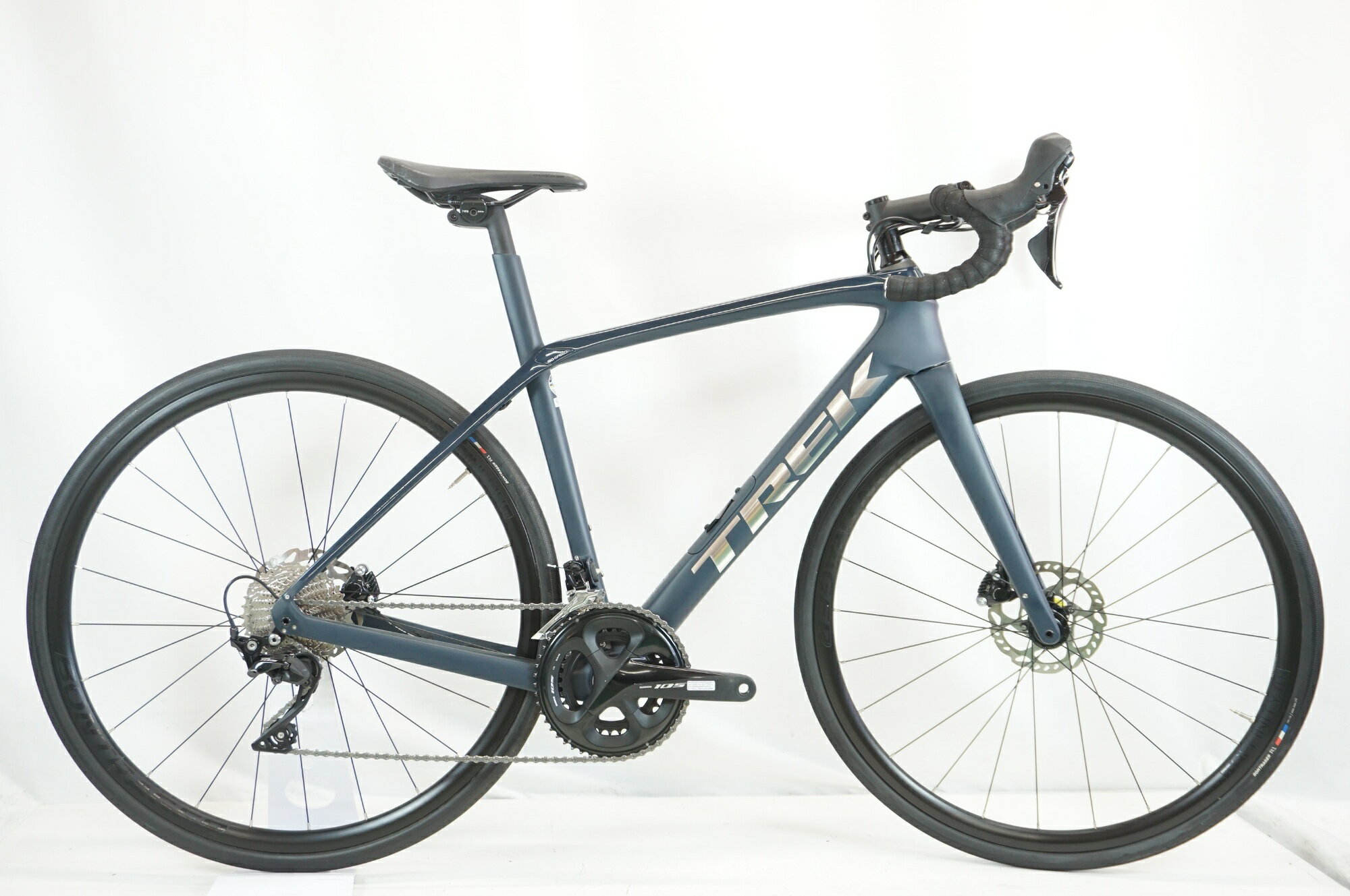 ■商品情報 メーカーサイズ:52 シートチューブ(C-T):475mm トップチューブ(C-C):530mm(ホリゾンタル換算) 適応身長:166-172cm(目安) 重量:約10.1kg フレーム材質:カーボン フロントフォーク:カーボン...