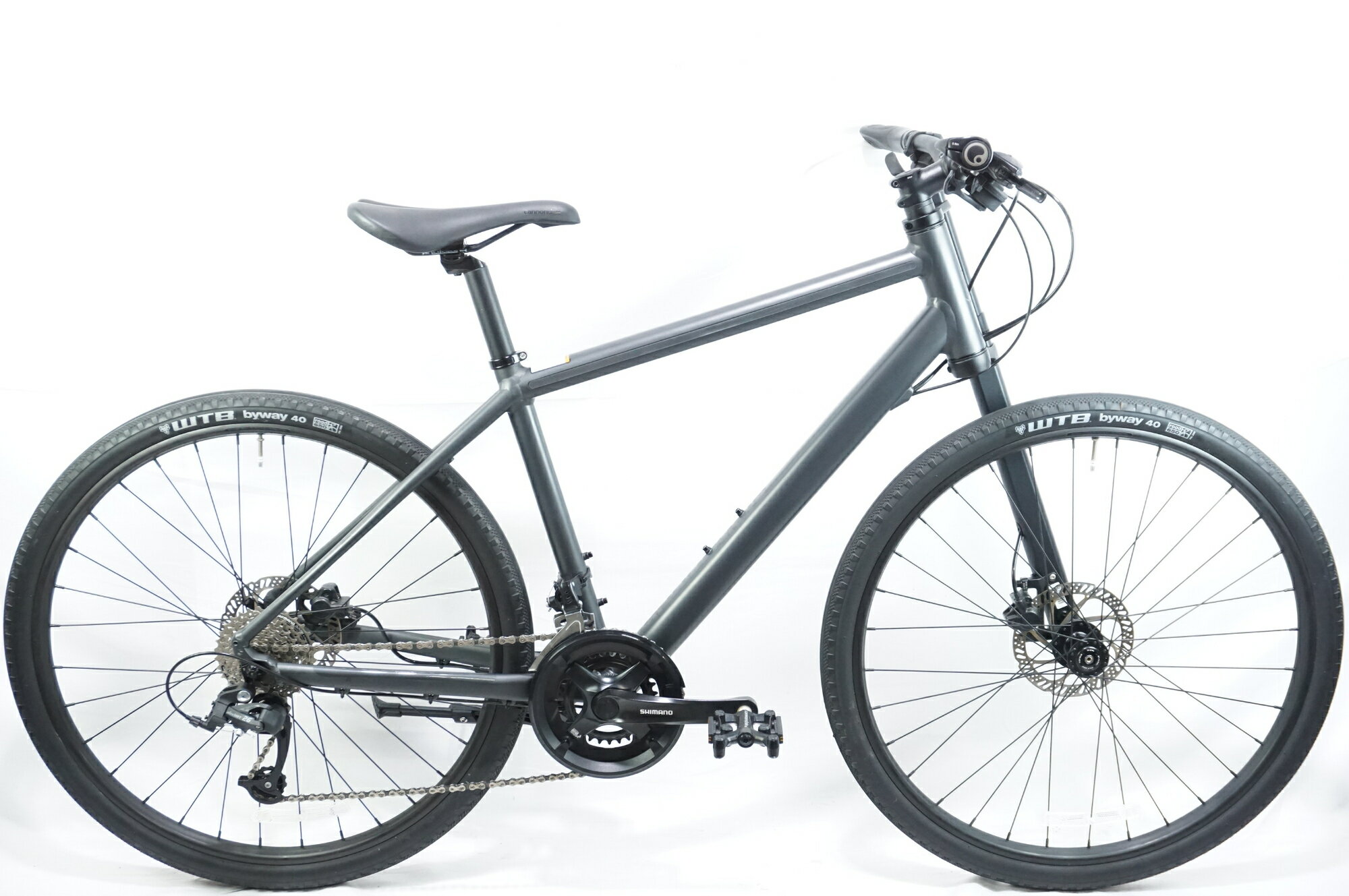 ■商品情報メーカーサイズ:SMシートチューブ(C-T): 450mmトップチューブ(C-C):560mm(ホリゾンタル換算)適応身長:157-170cm(目安)重量:約13.12kgフレーム材質:アルミフロントフォーク:アルミレバー:mic...