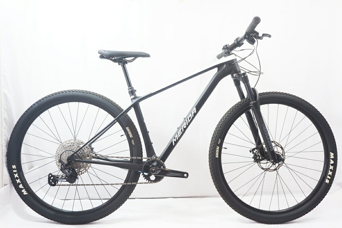 "■商品情報メーカーサイズ:Mシートチューブ(C-T): 444mmトップチューブ(C-C):605mm(ホリゾンタル換算)適応身長:170-185cm(目安)重量:約12kgフレーム材質:カーボンフロントフォーク:ROCKSHOX JUD...