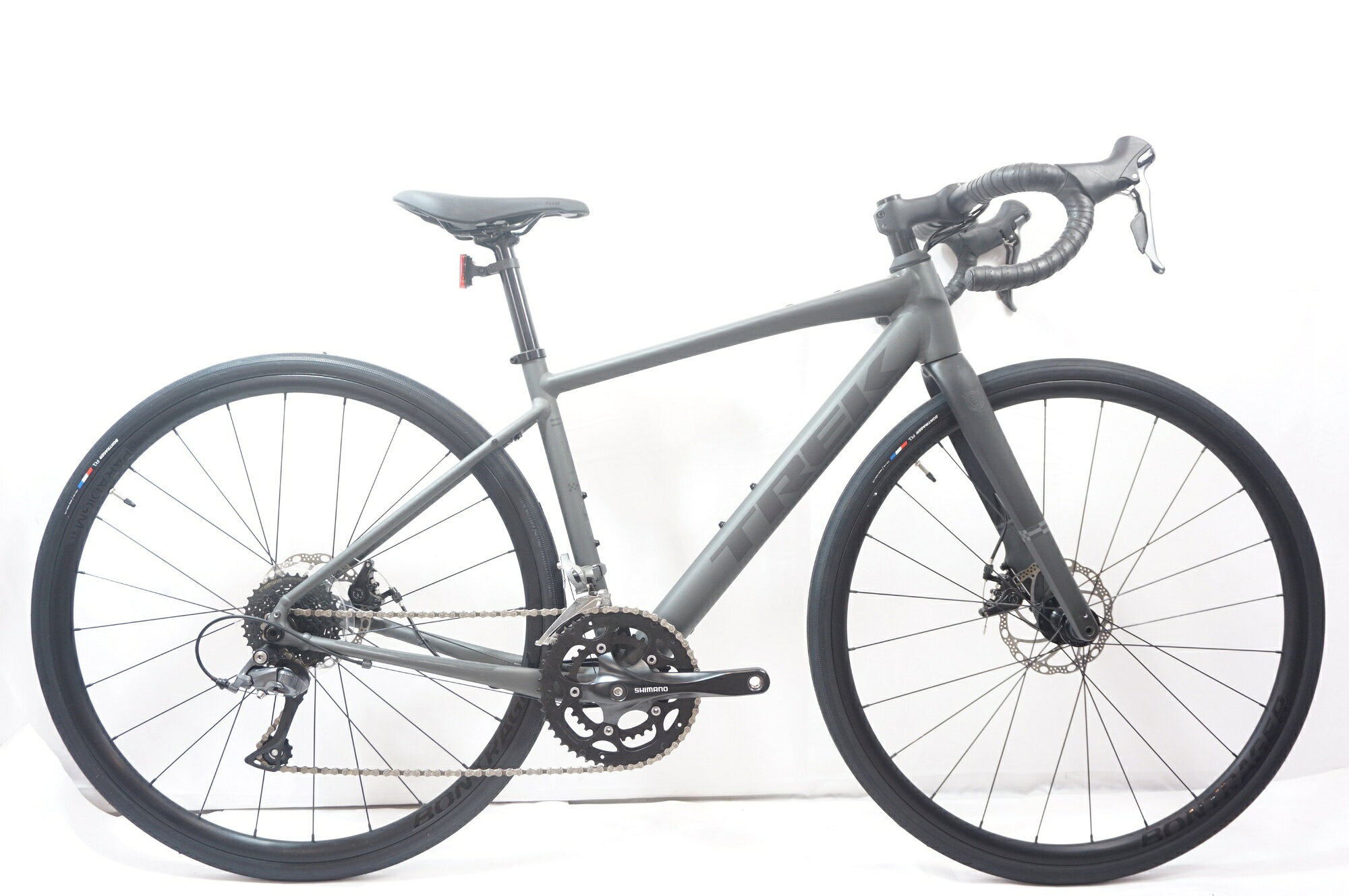 ■商品情報 メーカーサイズ:49 シートチューブ(C-T): 440mm トップチューブ(C-C):516mm(ホリゾンタル換算) 適応身長:156-165cm(目安) 重量:約9.5kg フレーム材質:アルミ フロントフォーク:アルミ+カ...