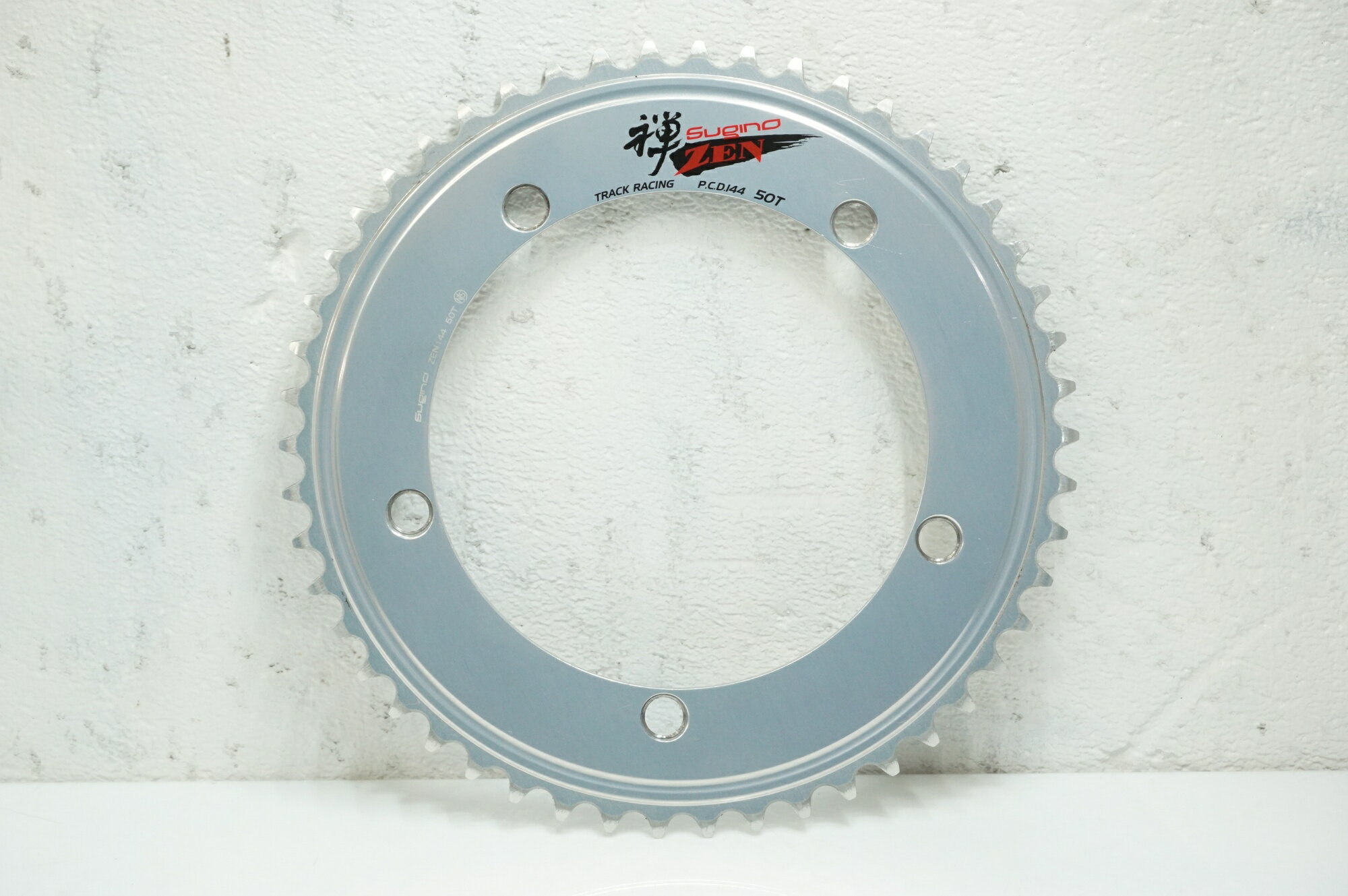 ■商品情報 PCD144 50T 133g ■状態 使用に伴う小キズがございますが、中古品として比較的良好な状態でございます。 写真はなるべく実際の色に近付けておりますが、閲覧する環境によって色が異なる場合がございます。 ■付属品 掲載して...