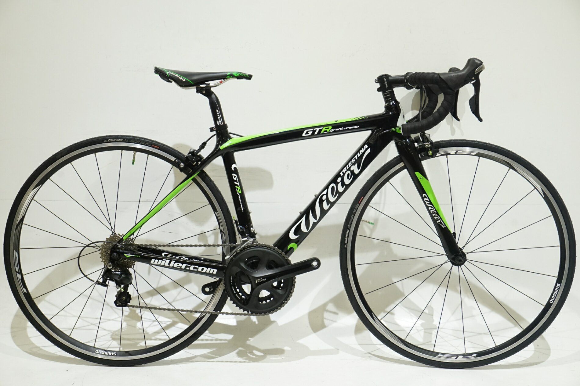 ■商品情報メーカーサイズ:XXSシートチューブ(C-T): 450mmトップチューブ(C-C):508mm(ホリゾンタル換算)適応身長:150-160cm(目安)重量:約8.0kgフレーム材質:カーボンフロントフォーク:カーボンレバー:SH...