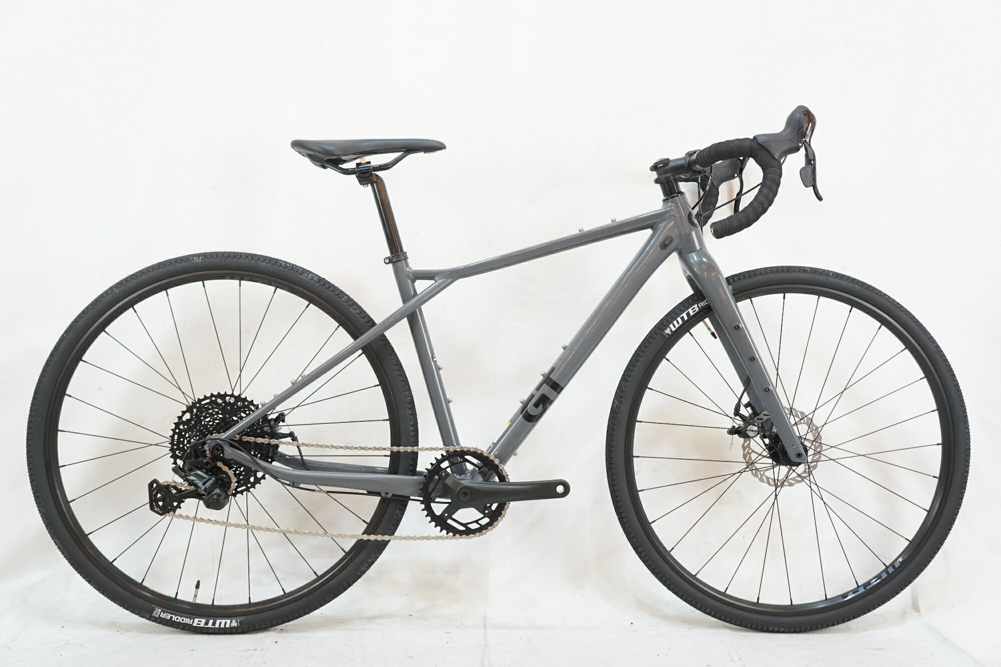 ■商品情報メーカーサイズ:Sシートチューブ(C-T): 450mmトップチューブ(C-C):550mm(ホリゾンタル換算)適応身長:152-168cm(目安)重量:約10.8kgフレーム材質:アルミフロントフォーク:カーボンメインコンポ：M...
