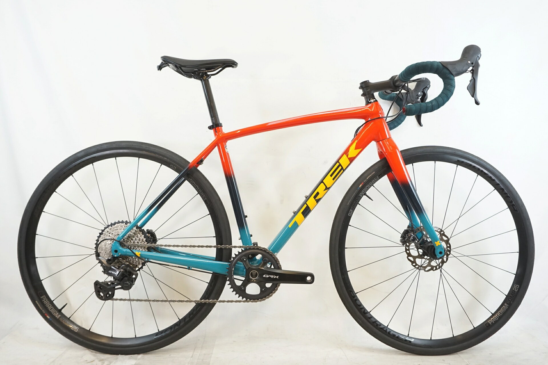 ■商品情報 メーカーサイズ:52 シートチューブ(C-T): 493mm トップチューブ(C-C):531mm(ホリゾンタル換算) 適応身長:165-175cm(目安) 重量:約9.05kg フレーム材質:アルミ フロントフォーク:カーボン...