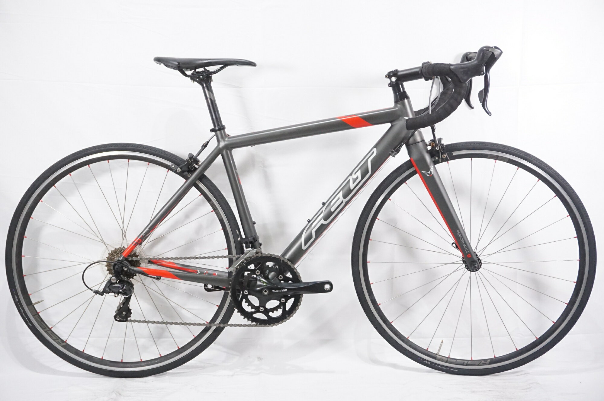 ■商品情報 メーカーサイズ:51 シートチューブ(C-T): 470mm トップチューブ(C-C):530mm(ホリゾンタル換算) 適応身長:160-175cm(目安) 重量:約9.35kg フレーム材質:アルミ フロントフォーク:カーボン...