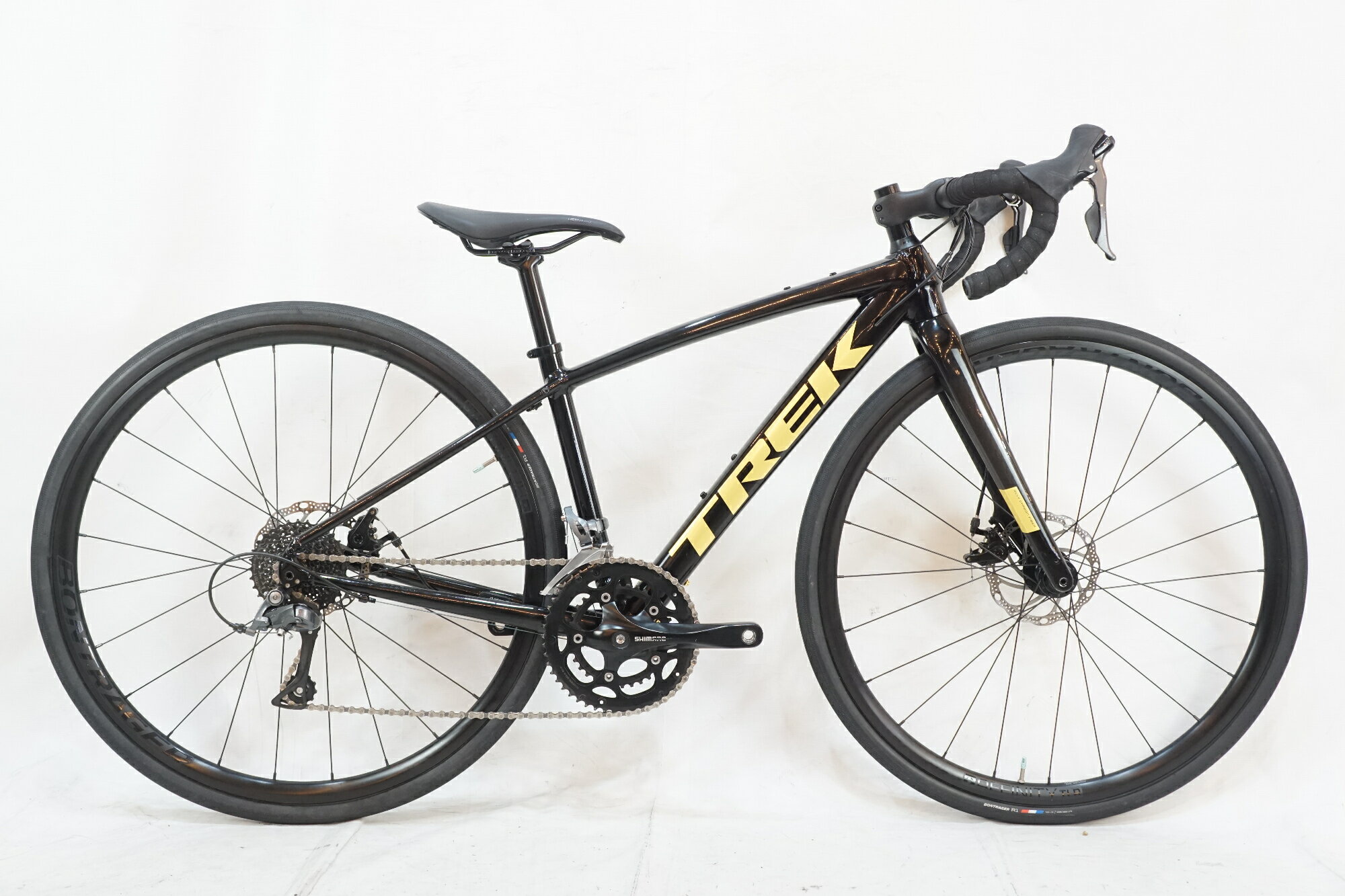■商品情報メーカーサイズ:44シートチューブ(C-T): 390mmトップチューブ(C-C):501mm(ホリゾンタル換算)適応身長:150-156cm(目安)重量:約10.2kgフレーム材質:アルミフロントフォーク:カーボンシフトレバー:...