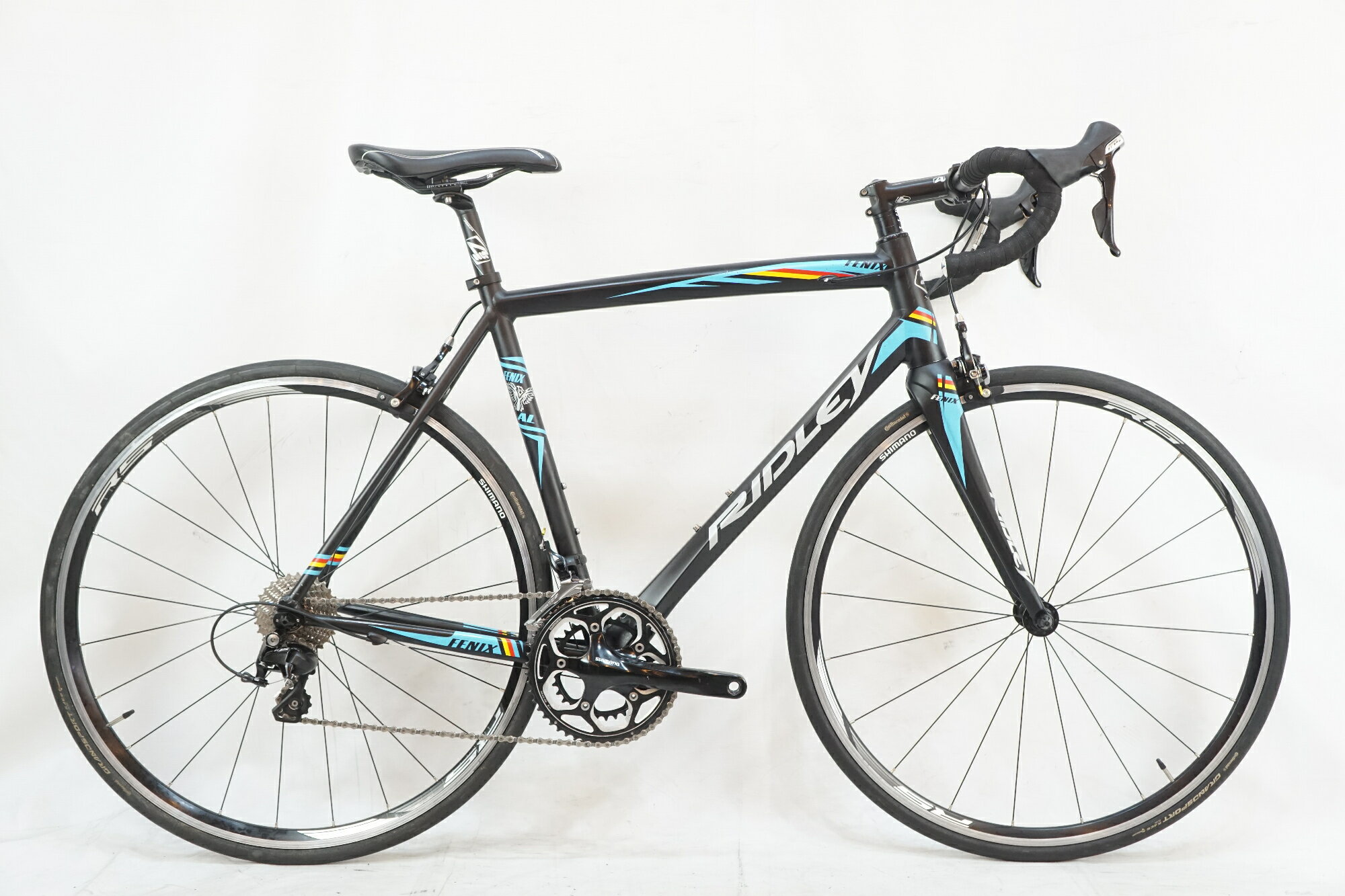 ■商品情報メーカーサイズ:Mシートチューブ(C-T): 550mmトップチューブ(C-C):565mm(ホリゾンタル換算)適応身長:179-185cm(目安)重量:約9.3kgフレーム材質:アルミフロントフォーク:カーボンメインコンポ:SH...