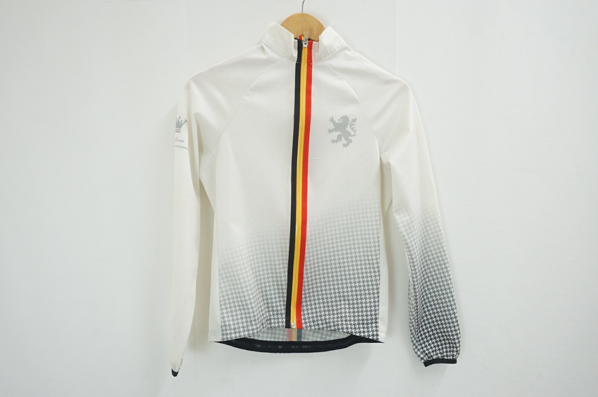 ■商品情報・サイズ表記：S■付属品・なし（付属品につきましては、画像に掲載しているものが全てになります。）■状態・擦れ、シワ、ほつれ、やや色褪せ、汚れ等の着用感がございます。 ■注意事項【在庫について】 在庫管理は細心の注意を払い行なってお...