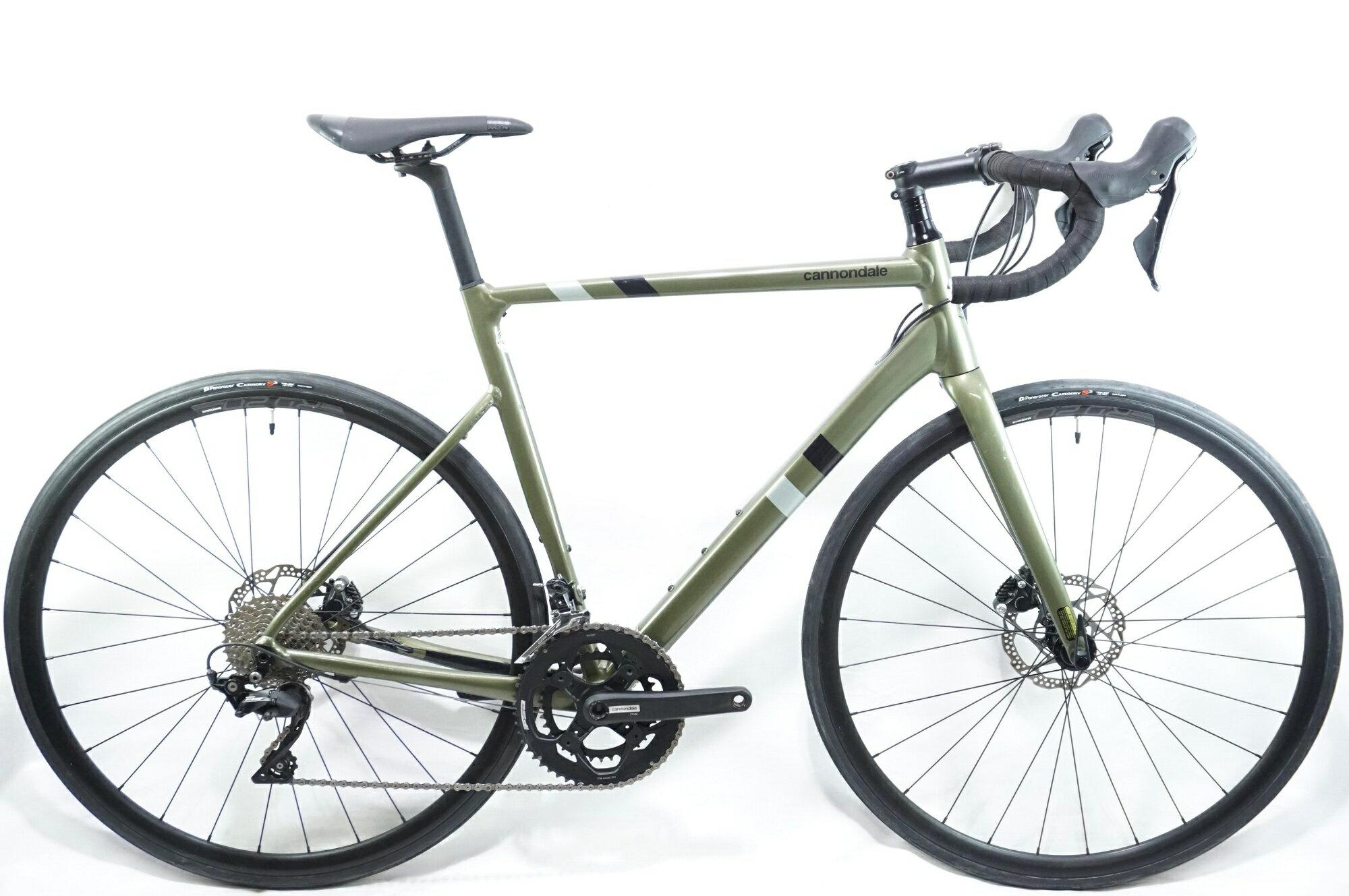 ■商品情報メーカーサイズ:56シートチューブ(C-T): 540mmトップチューブ(C-C):562mm(ホリゾンタル換算)適応身長:178-185cm(目安)重量:約8.96kgフレーム材質:アルミフロントフォーク:カーボンレバー:SHI...