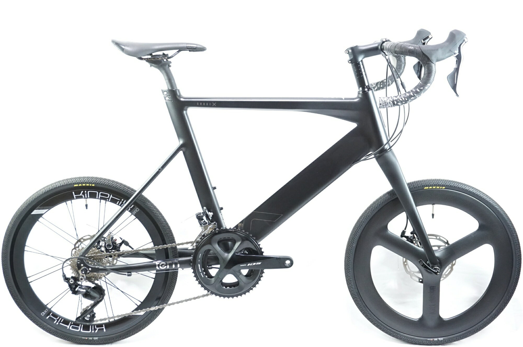 ■商品情報メーカーサイズ:520シートチューブ(C-T): 520mmトップチューブ(C-C):540mm(ホリゾンタル換算)適応身長:170-cm(目安)重量:約9.7kgフレーム材質:アルミフロントフォーク:カーボンレバー:SHIMAN...