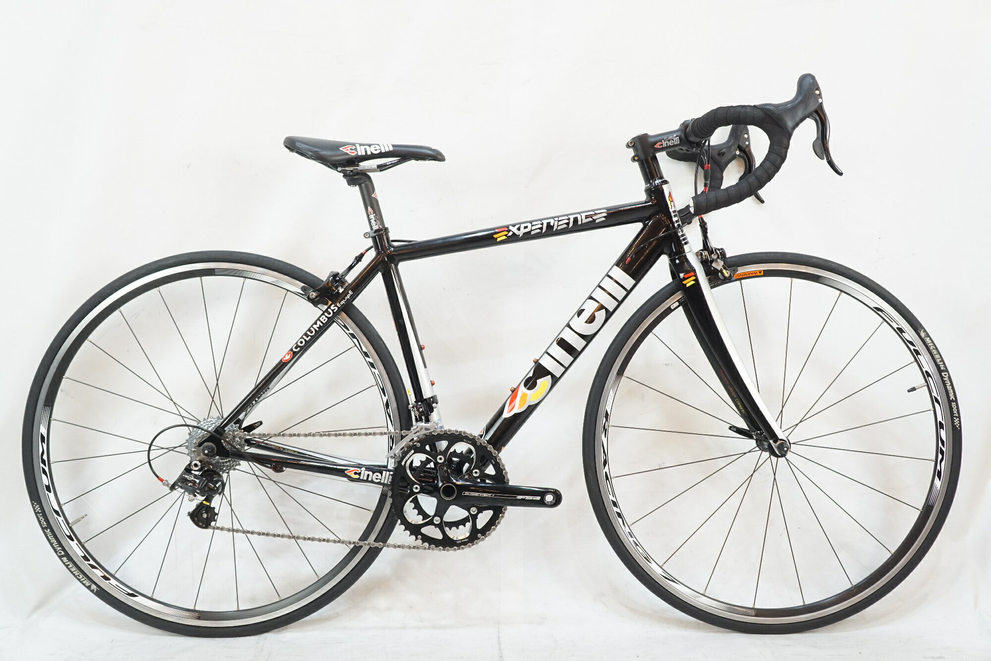 ■商品情報メーカーサイズ:XSシートチューブ(C-T): 460mmトップチューブ(C-C):510mm(ホリゾンタル換算)適応身長:162-168cm(目安)重量:約8.7kgフレーム材質:アルミフロントフォーク:カーボンメインコンポ C...