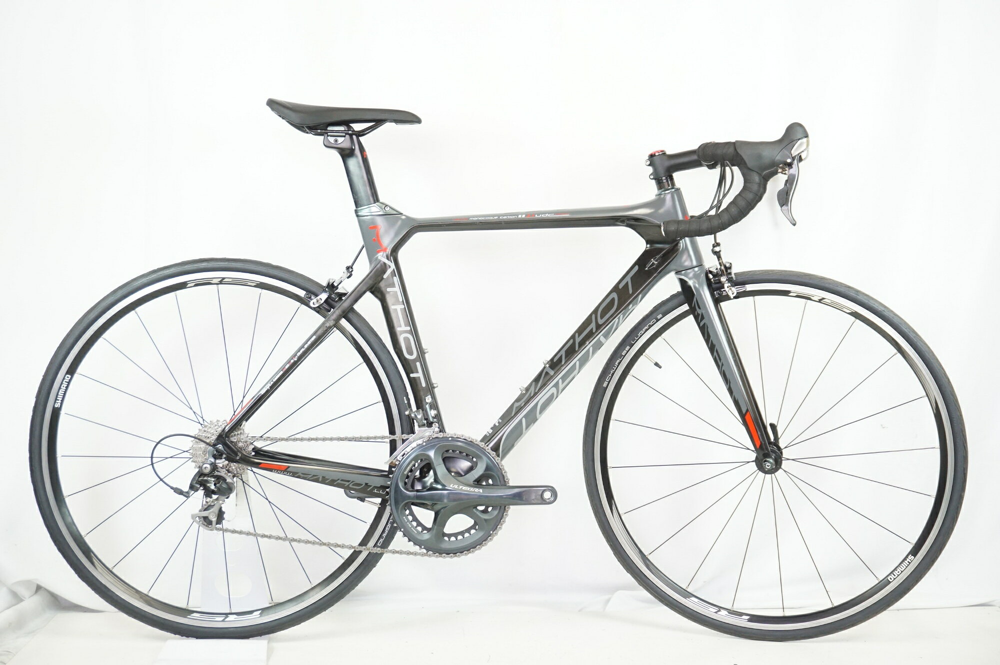 ■商品情報 メーカーサイズ:不明 シートチューブ(C-T):540mm トップチューブ(C-C):510mm(ホリゾンタル換算) 適応身長:165-175cm(目安) 重量:約8.2kg フレーム/フロントフォーク:カーボン レバー:SHI...