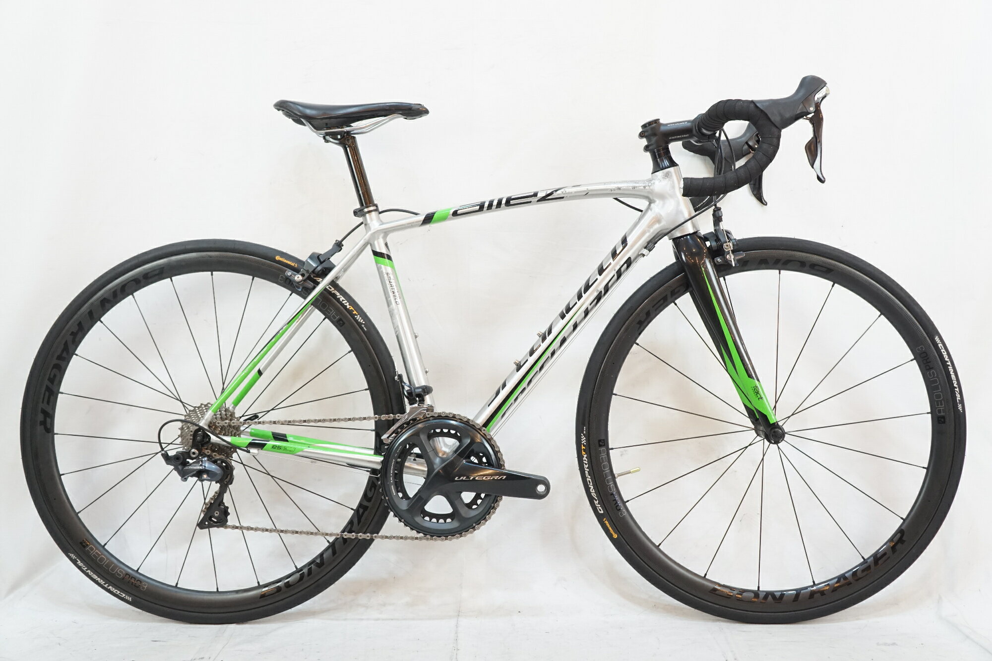 ■商品情報メーカーサイズ:52シートチューブ(C-T): 480mmトップチューブ(C-C):537mm(ホリゾンタル換算)適応身長:165-170cm(目安)重量:約7.9kgフレーム材質:アルミフロントフォーク:カーボンメインコンポ:S...