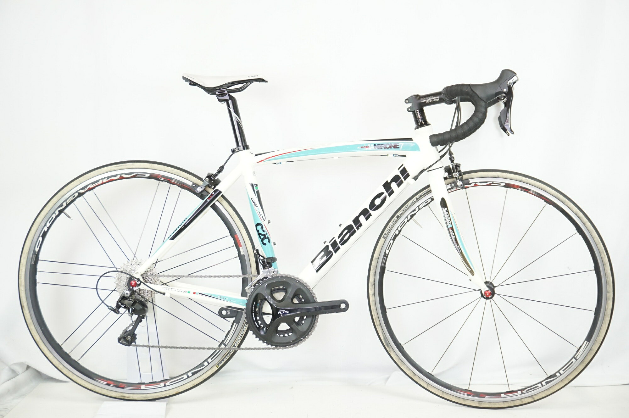 ■商品情報 メーカーサイズ:50 シートチューブ(C-T):470mm トップチューブ(C-C):525mm(ホリゾンタル換算) 適応身長:163-173cm(目安) 重量:約8.4kg フレーム材質:アルミ フロントフォーク:アルミ+カー...