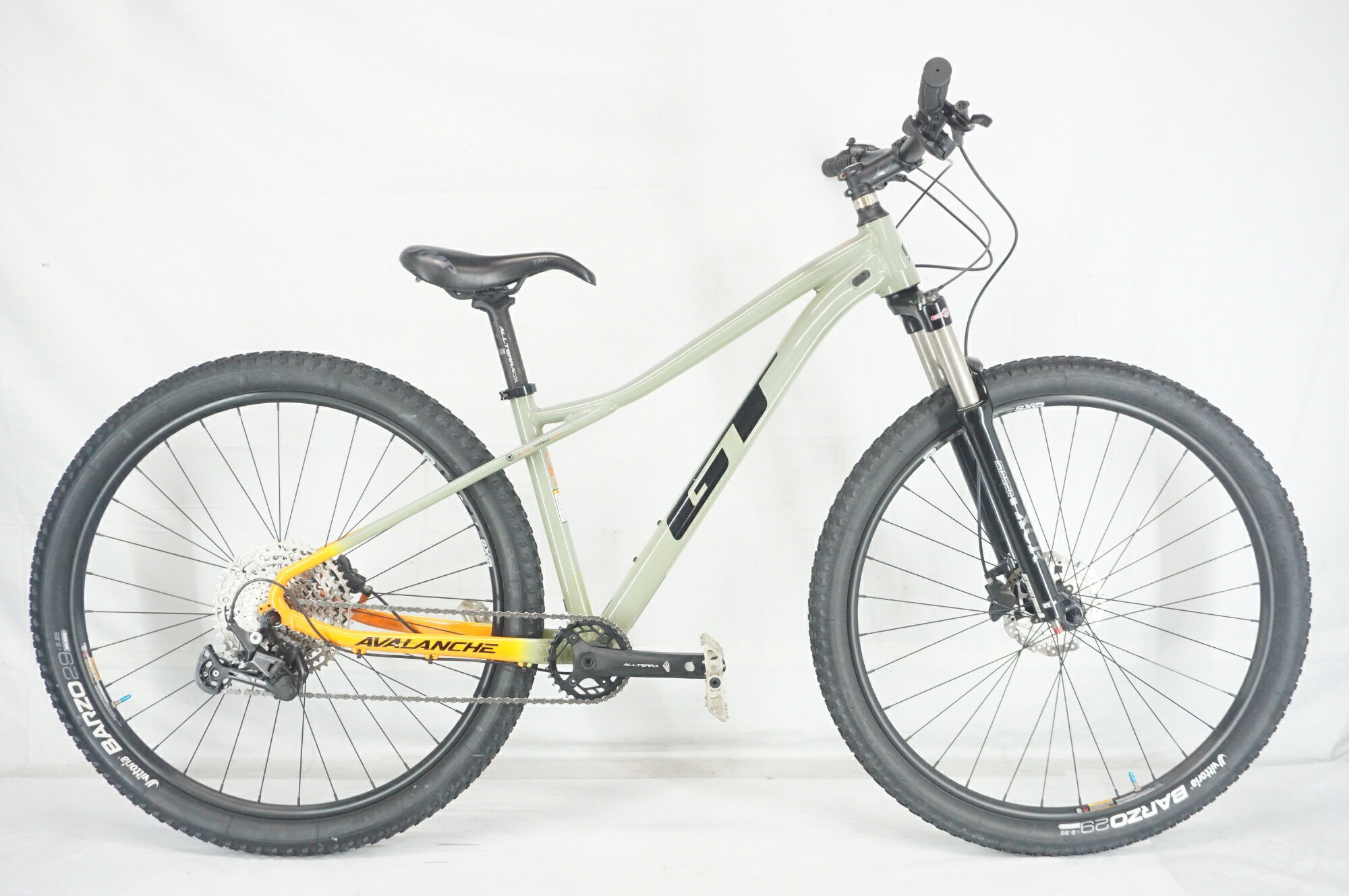 ■商品情報メーカーサイズ：Sシートチューブ(C-C):400mmトップチューブ(C-C):574mm(ホリゾンタル換算)適応身長:165-175cm(目安)重量：約14.9kgフレーム材質：アルミフロントフォーク：サスペンションレバー：SH...