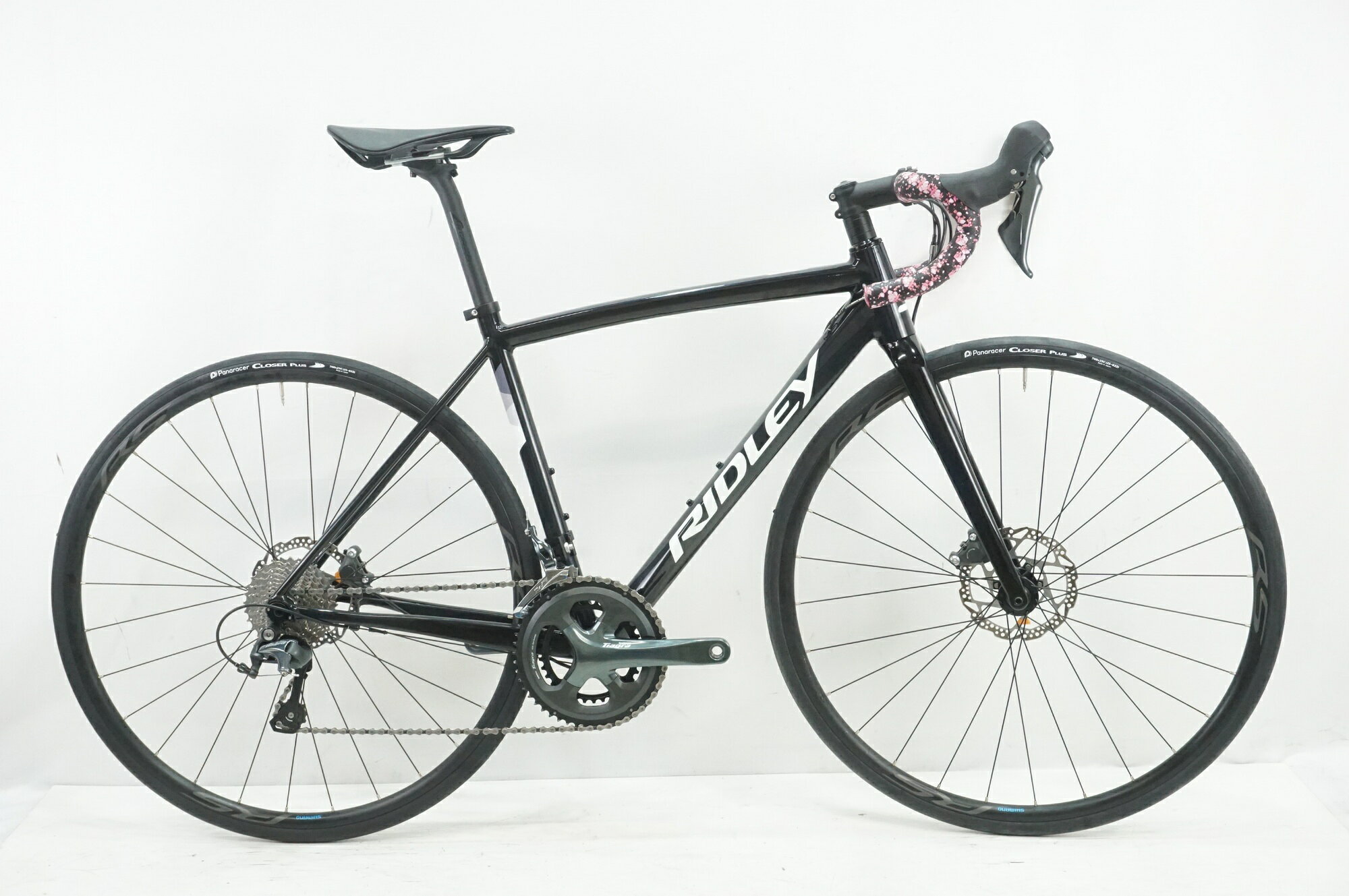 ■商品情報 メーカーサイズ：XS シートチューブ(C-T)：480mm(実測値) トップチューブ(C-C)：525mm(ホリゾンタル換算) 適応身長：160-175cm(目安) 重量：約9kg フレーム材質：アルミ フロントフォーク：カーボ...