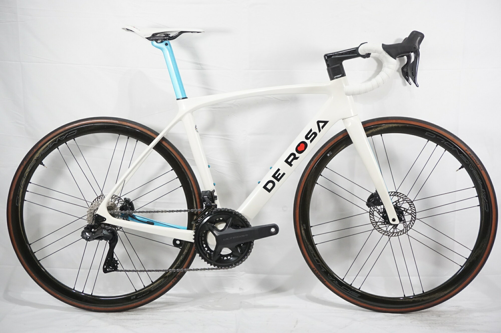 ■商品情報メーカーサイズ:48シートチューブ(C-T): 487mmトップチューブ(C-C):543mm(ホリゾンタル換算)適応身長:165-175cm(目安)重量:約7.6kgフレーム材質:カーボンフロントフォーク:カーボンレバー:SHI...