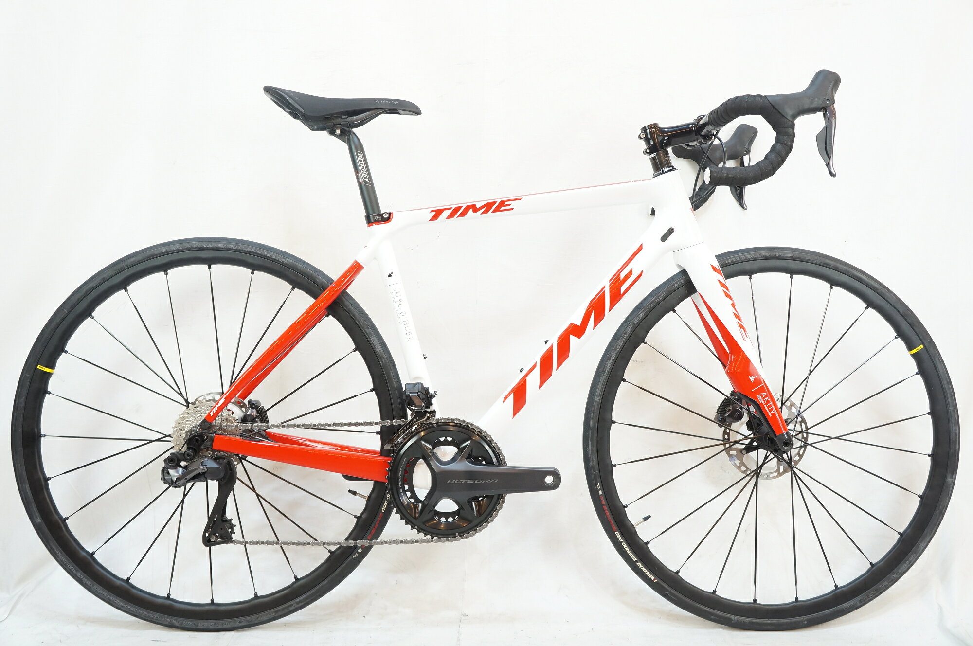 ■商品情報シートチューブ(C-T): 460mmトップチューブ(C-C):520mm(ホリゾンタル換算)適応身長:160-170cm(目安)重量:約8kgフレーム材質:カーボンフロントフォーク:カーボンメインコンポ:SHIMANO ULTE...