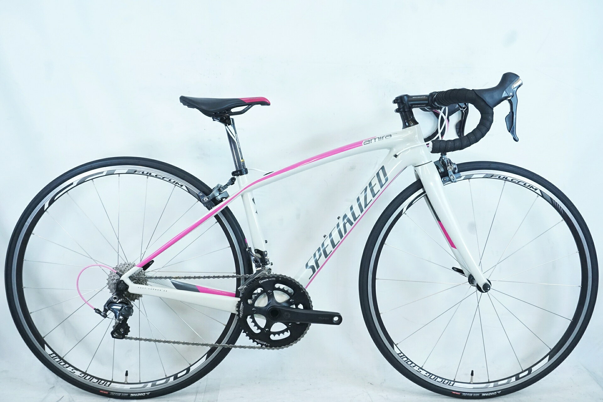 ■商品情報 メーカーサイズ:44 シートチューブ(C-T): 390mm トップチューブ(C-C):498mm(ホリゾンタル換算) 適応身長:150-160cm(目安) 重量:約8.22kg フレーム材質:カーボン フロントフォーク:カーボ...