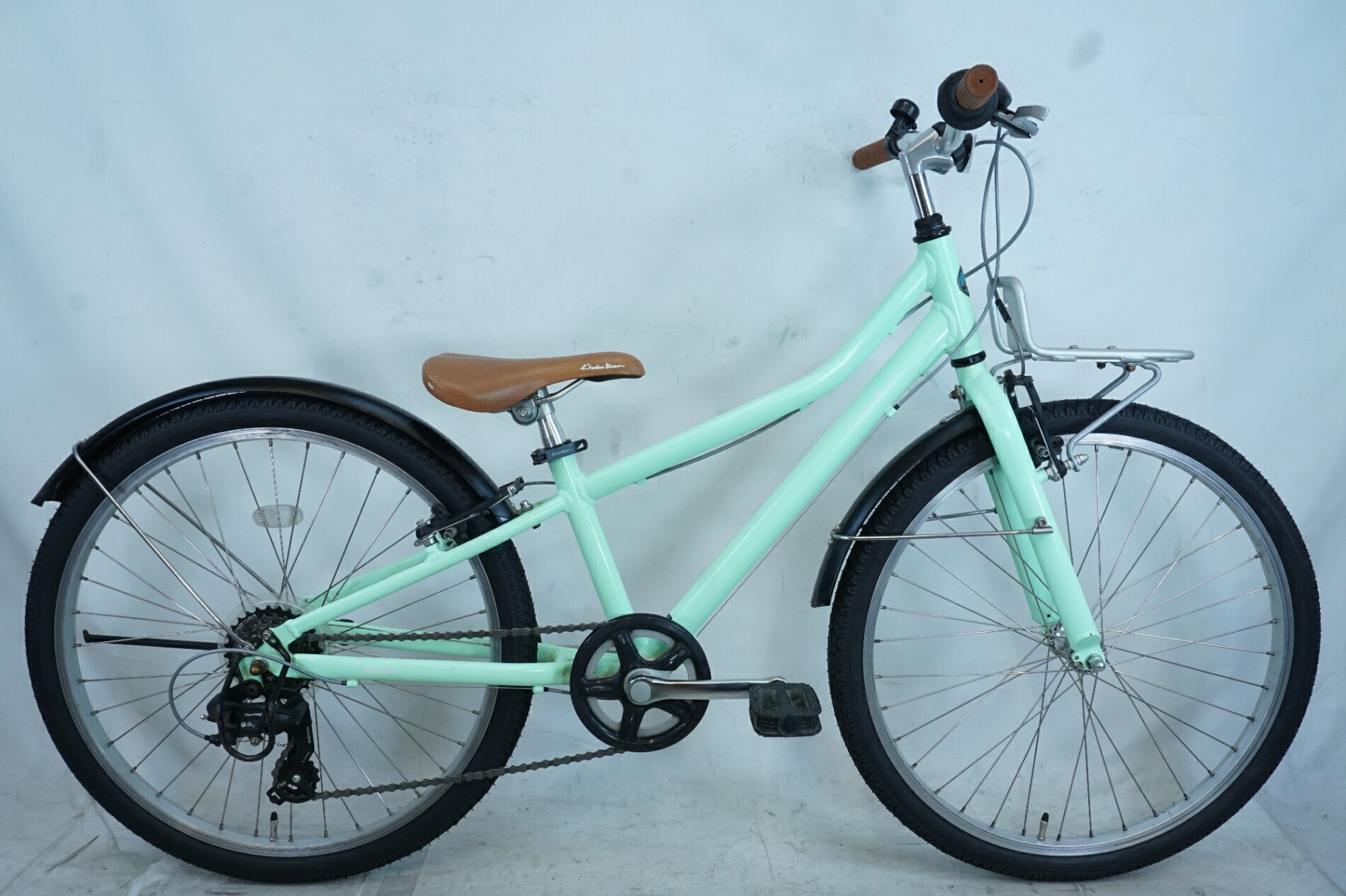 ■商品情報 メーカーサイズ:24インチ シートチューブ(C-T): mm トップチューブ(C-C):mm(ホリゾンタル換算) 適応身長:125-145cm(目安) 重量:約12.58kg フレーム材質:アルミ フロントフォーク:スチール シ...