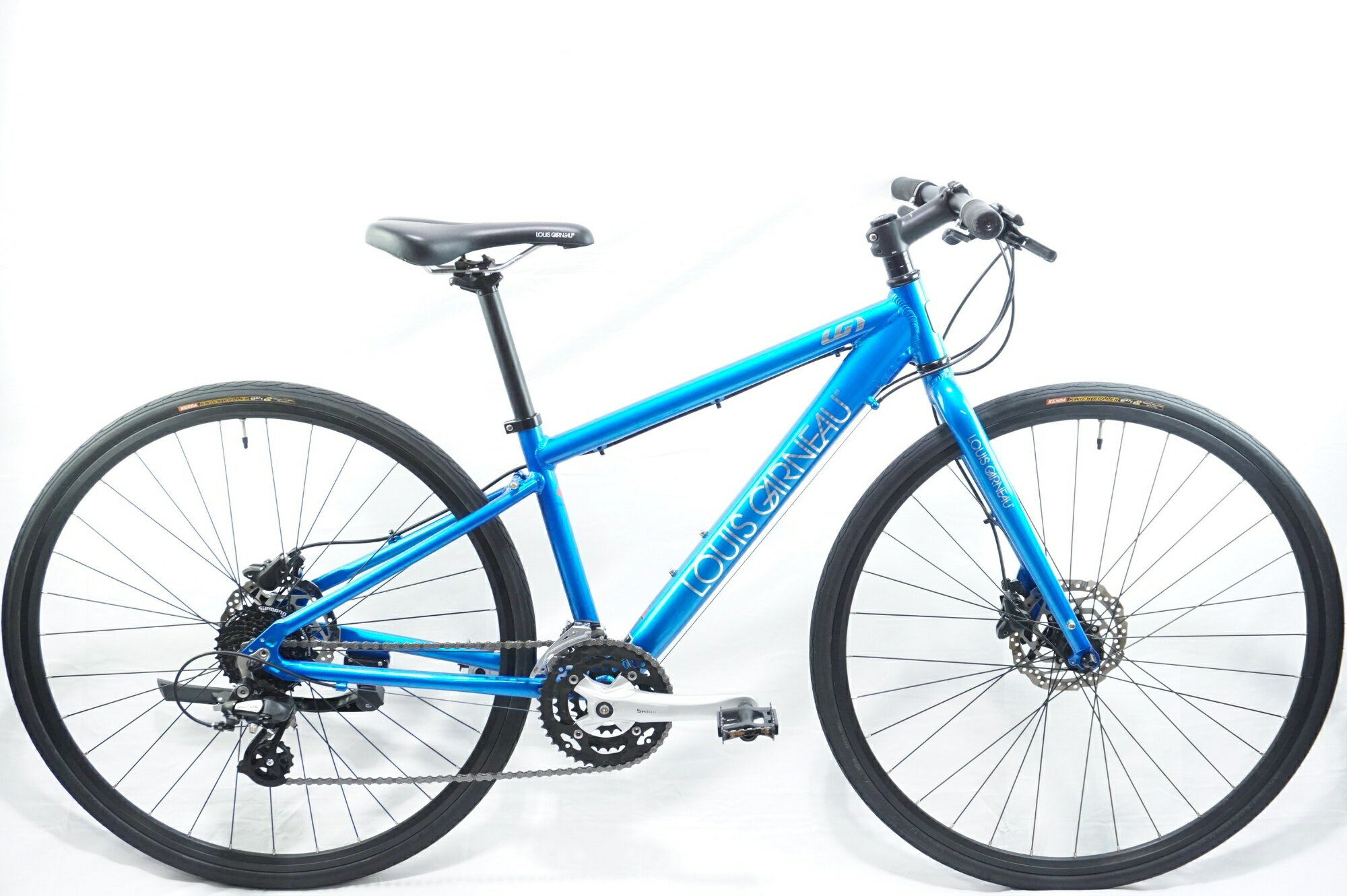 ■商品情報メーカーサイズ:370シートチューブ(C-T): 370mmトップチューブ(C-C):511mm(ホリゾンタル換算)適応身長:140-155cm(目安)重量:約11.7kgフレーム材質:アルミフロントフォーク:アルミレバー:SHI...