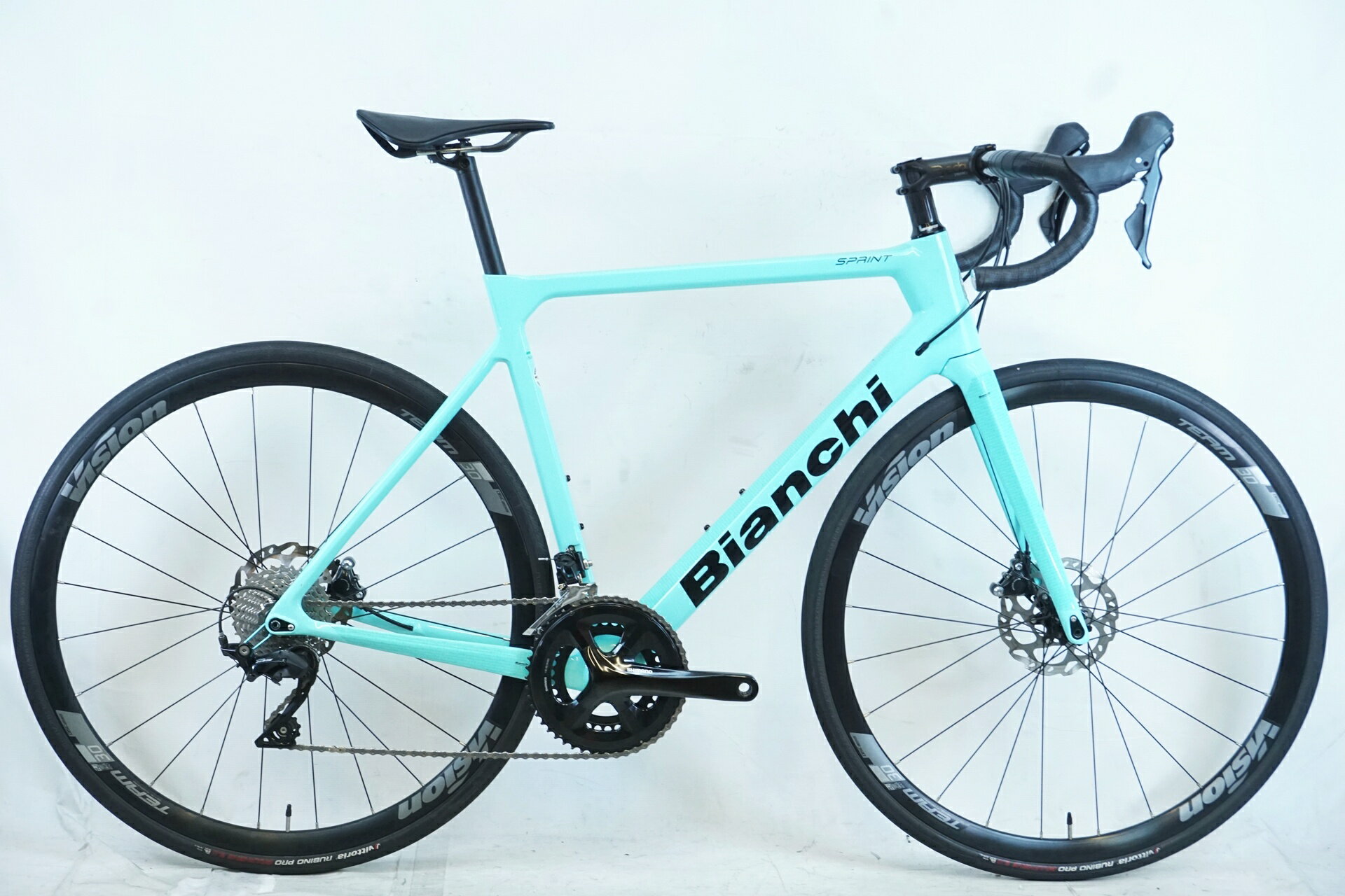 ■商品情報 メーカーサイズ:57 シートチューブ(C-T): 520mm トップチューブ(C-C):560mm(ホリゾンタル換算) 適応身長:175-185cm(目安) 重量:約8.86kg フレーム材質:カーボン フロントフォーク:カーボ...