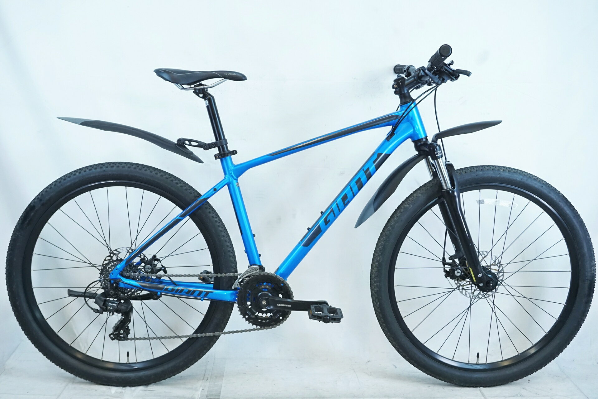 ■商品情報 メーカーサイズ:M シートチューブ(C-T): 455mm トップチューブ(C-C):590mm(ホリゾンタル換算) 適応身長:170-185cm(目安) 重量:約14.95kg フレーム材質:アルミ フロントフォーク:サスペン...