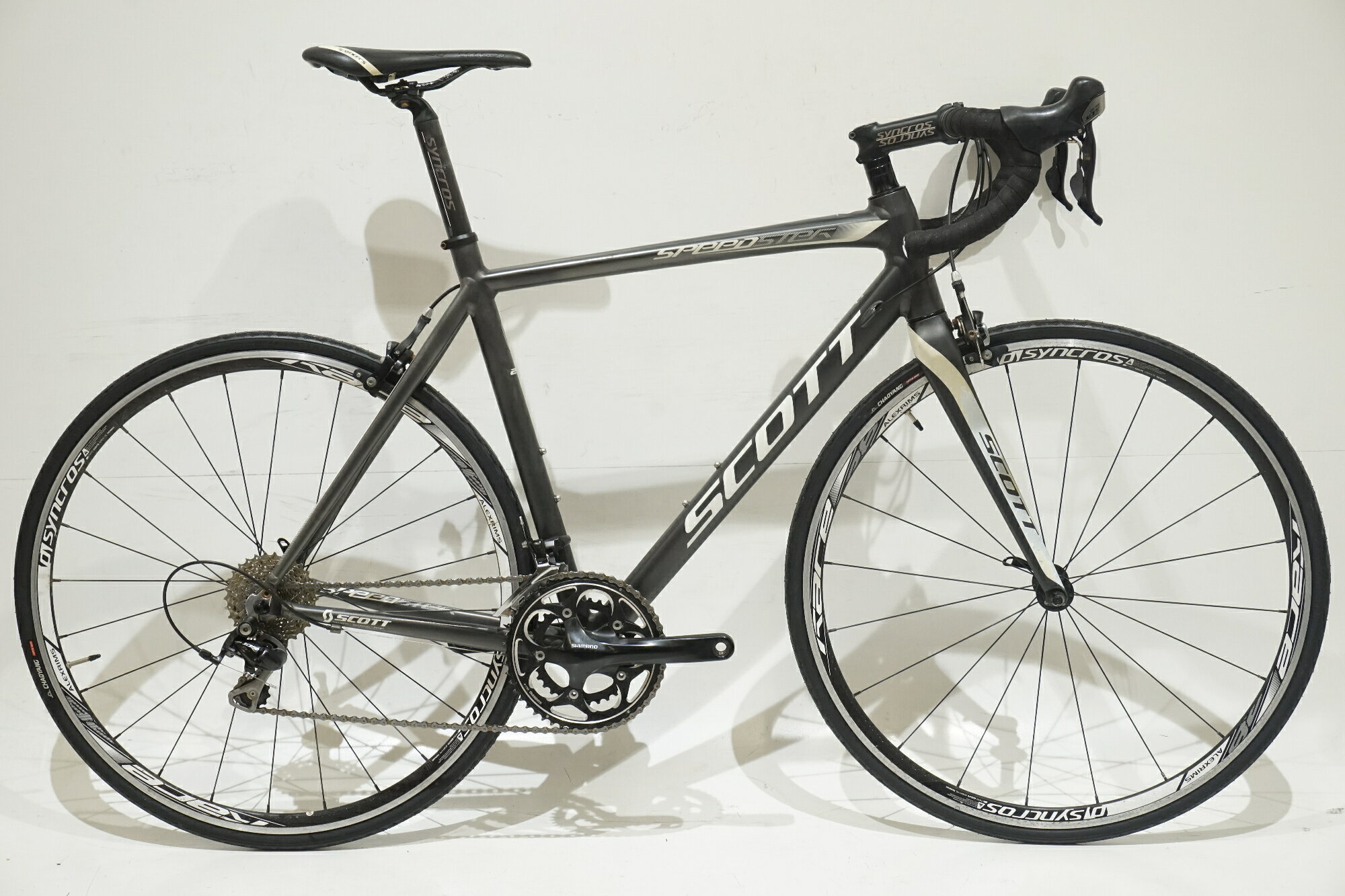 ■商品情報 メーカーサイズ:M シートチューブ(C-T): 540mm トップチューブ(C-C):545mm(ホリゾンタル換算) 適応身長:170-180cm(目安) 重量:約9.3kg フレーム材質:アルミ フロントフォーク:アルミ+カー...