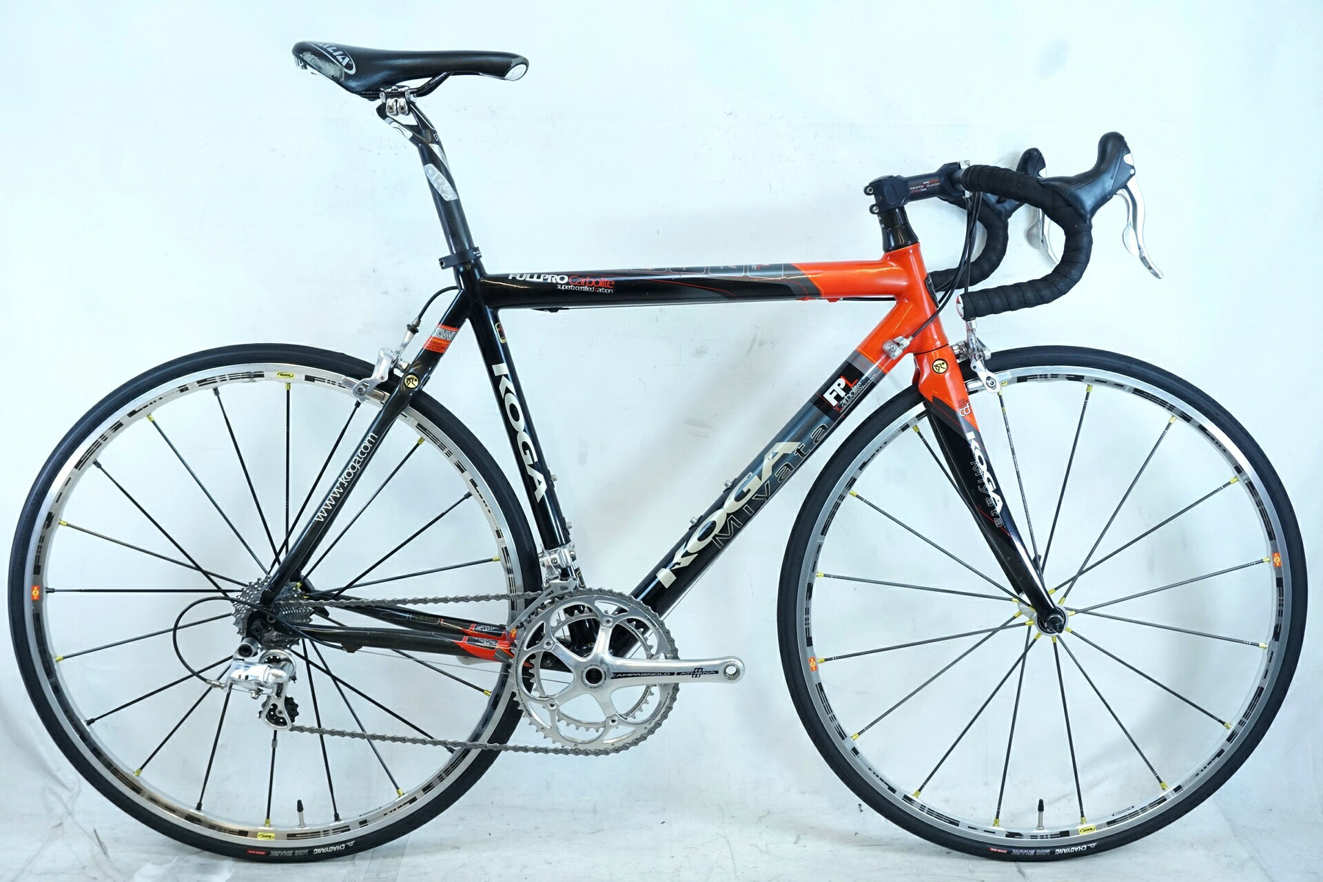 ■商品情報 メーカーサイズ:54 シートチューブ(C-T): 540mm トップチューブ(C-C):540mm(ホリゾンタル換算) 適応身長:170-180cm(目安) 重量:約7.57kg フレーム材質:カーボン フロントフォーク:カーボ...