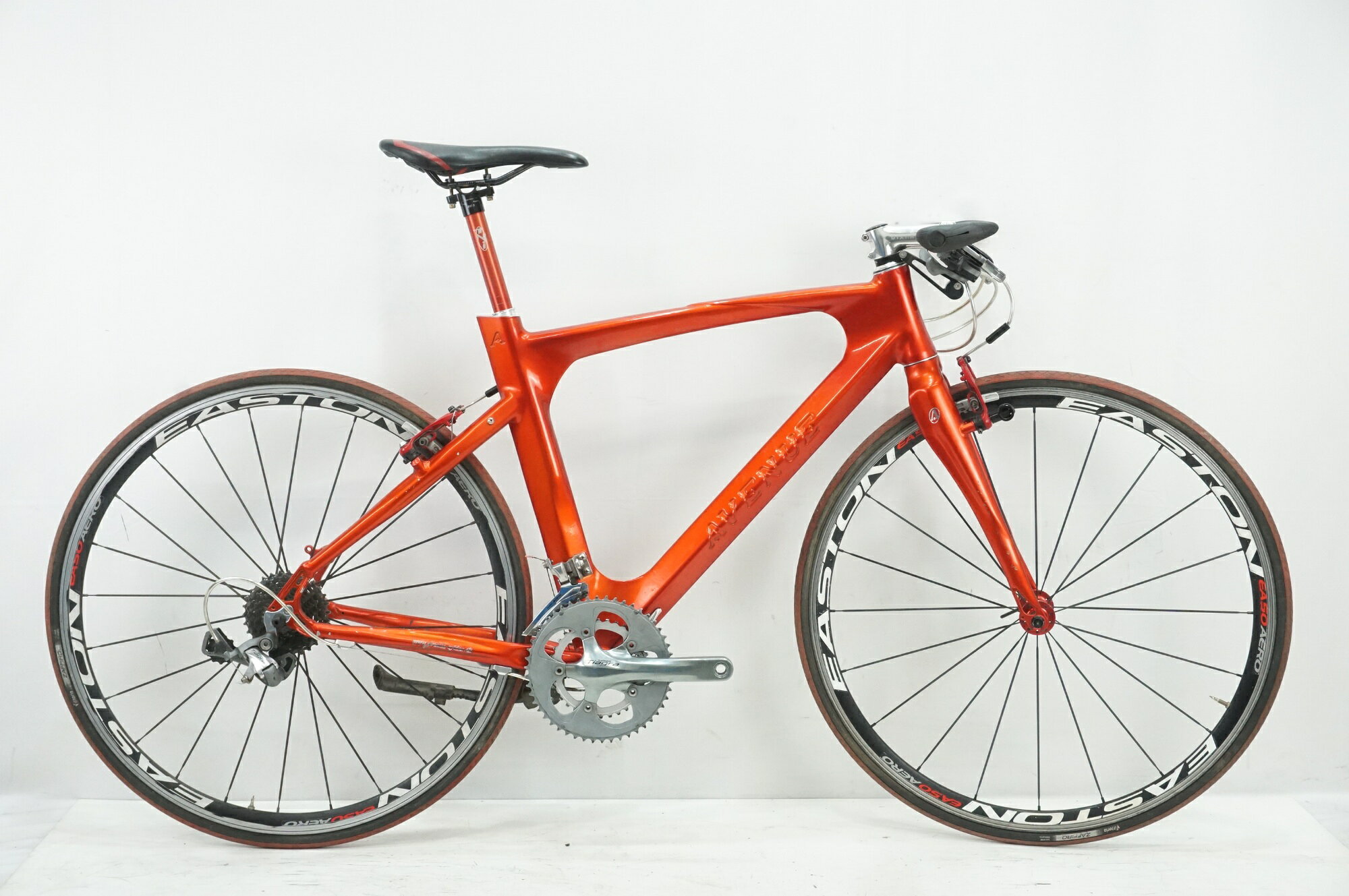 ■商品情報 メーカーサイズ：50 シートチューブ(C-T)：500mm(実測値) トップチューブ(C-C)：550mm(ホリゾンタル換算)(実測値) 適応身長：約165-175cm(目安) 重量：約10.6kg フレーム/フォーク材質：アル...