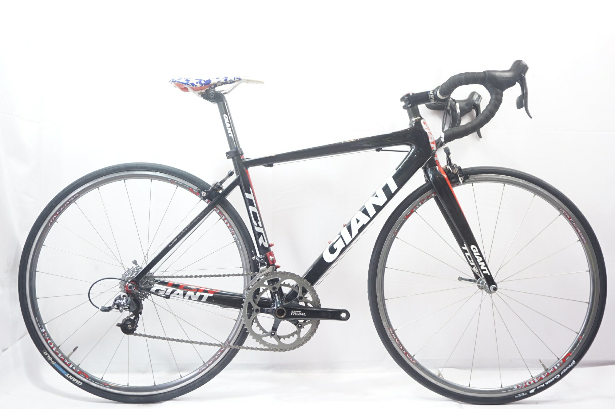 ■商品情報 メーカーサイズ:S シートチューブ(C-T): 465mm トップチューブ(C-C):535mm(ホリゾンタル換算) 適応身長:165-175cm(目安) 重量:約7.6kg フレーム材質:カーボン フロントフォーク:カーボン ...