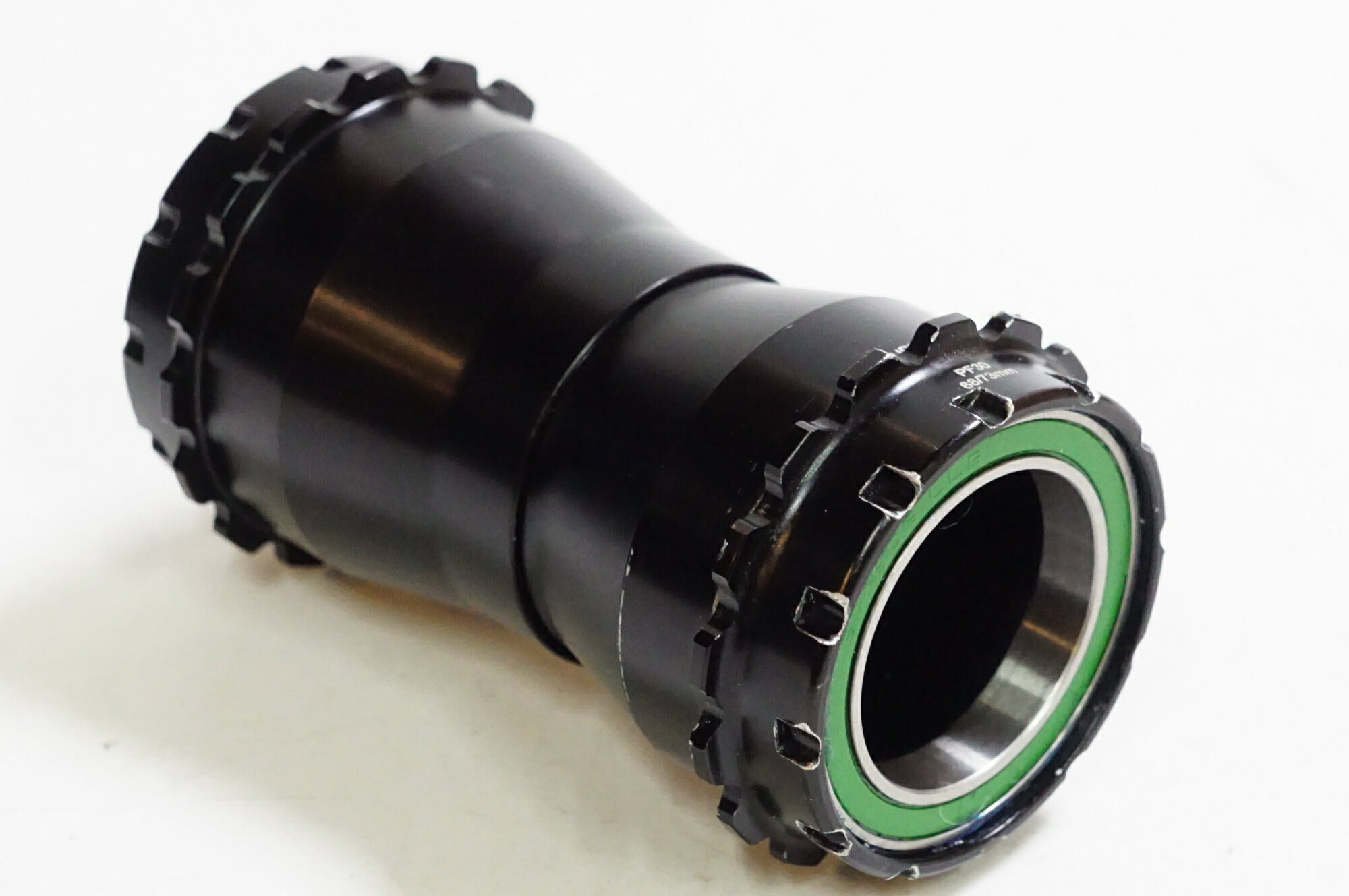 ■商品説明 ・PF30またはPF30AのBB規格を持つフレームにて、φ30mmスピンドルのクランクを使用するためのBBになります。 ・対応BB規格: PF30(シェル径46mm シェル幅68mm)、PF30A(シェル径46mm シェル幅73...