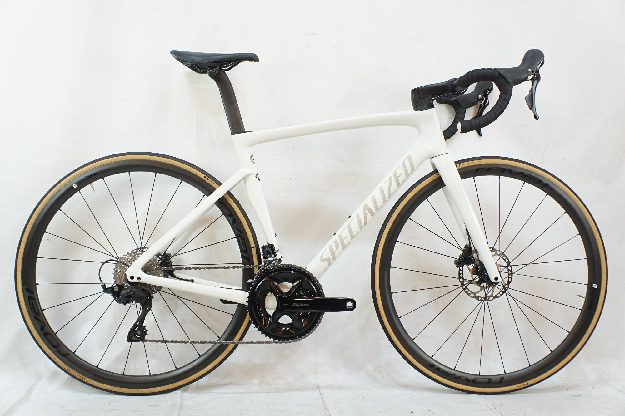 ■商品情報メーカーサイズ:54シートチューブ(C-T): 475mmトップチューブ(C-C):541mm(ホリゾンタル換算)適応身長:170-175cm(目安)重量:約7.5kgフレーム材質:カーボンフロントフォーク:カーボンメインコンポ:...